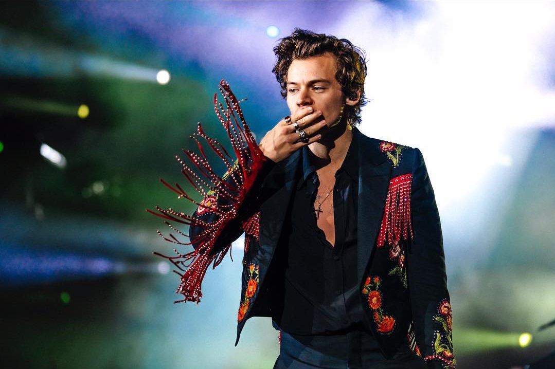 Foto: Harry Styles surge completamente pelado em capa de álbum | A Gazeta