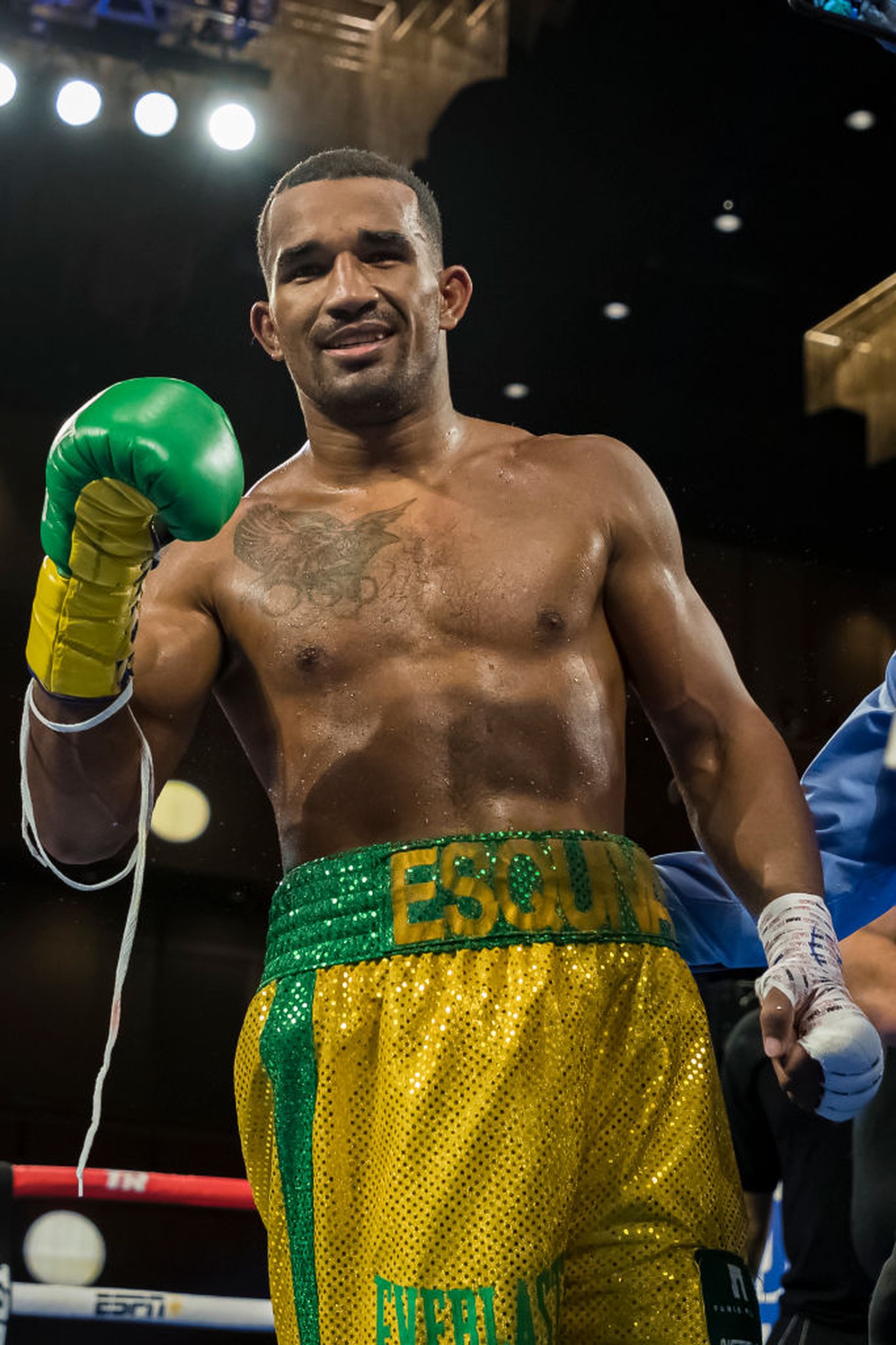 Boxeador capixaba Esquiva Falcão vence argentino por nocaute técnico ...
