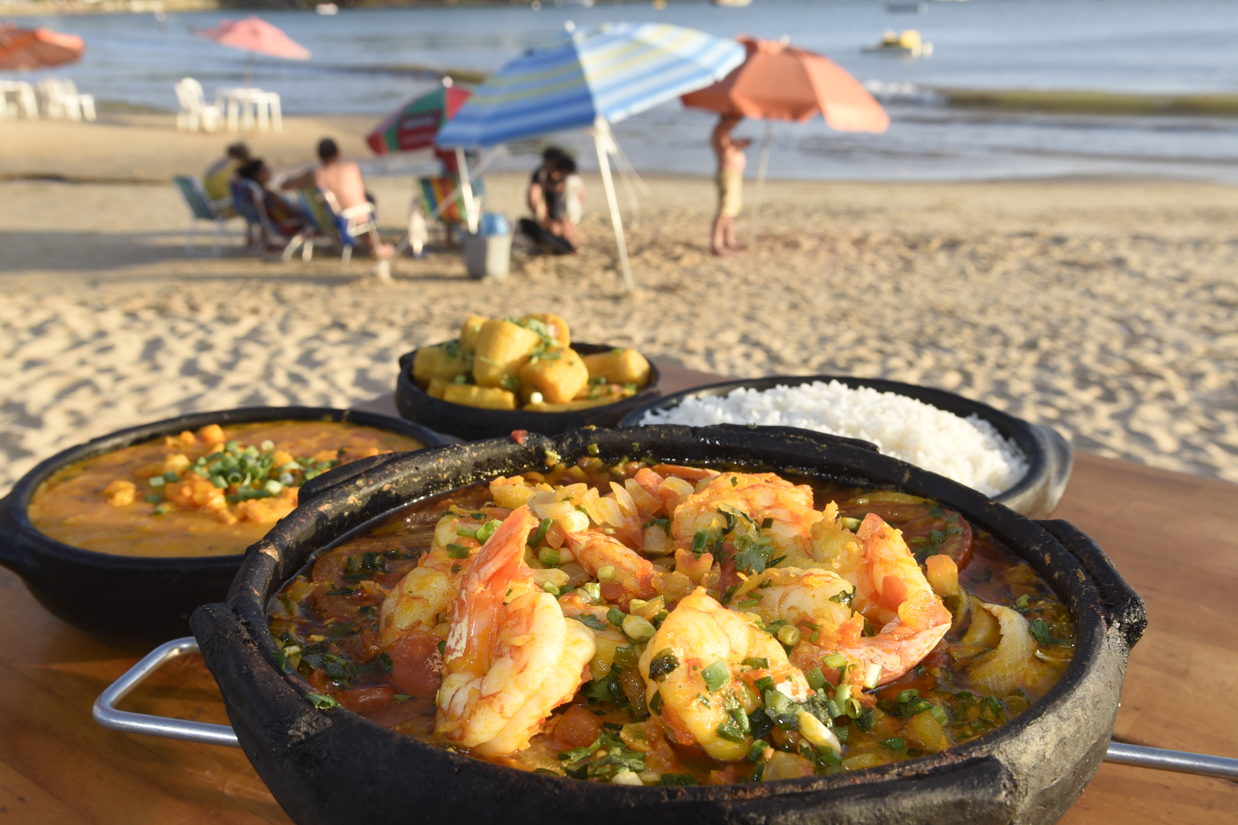 De moqueca capixaba a comida thai: saiba onde comer em Iriri e Ubu | A ...