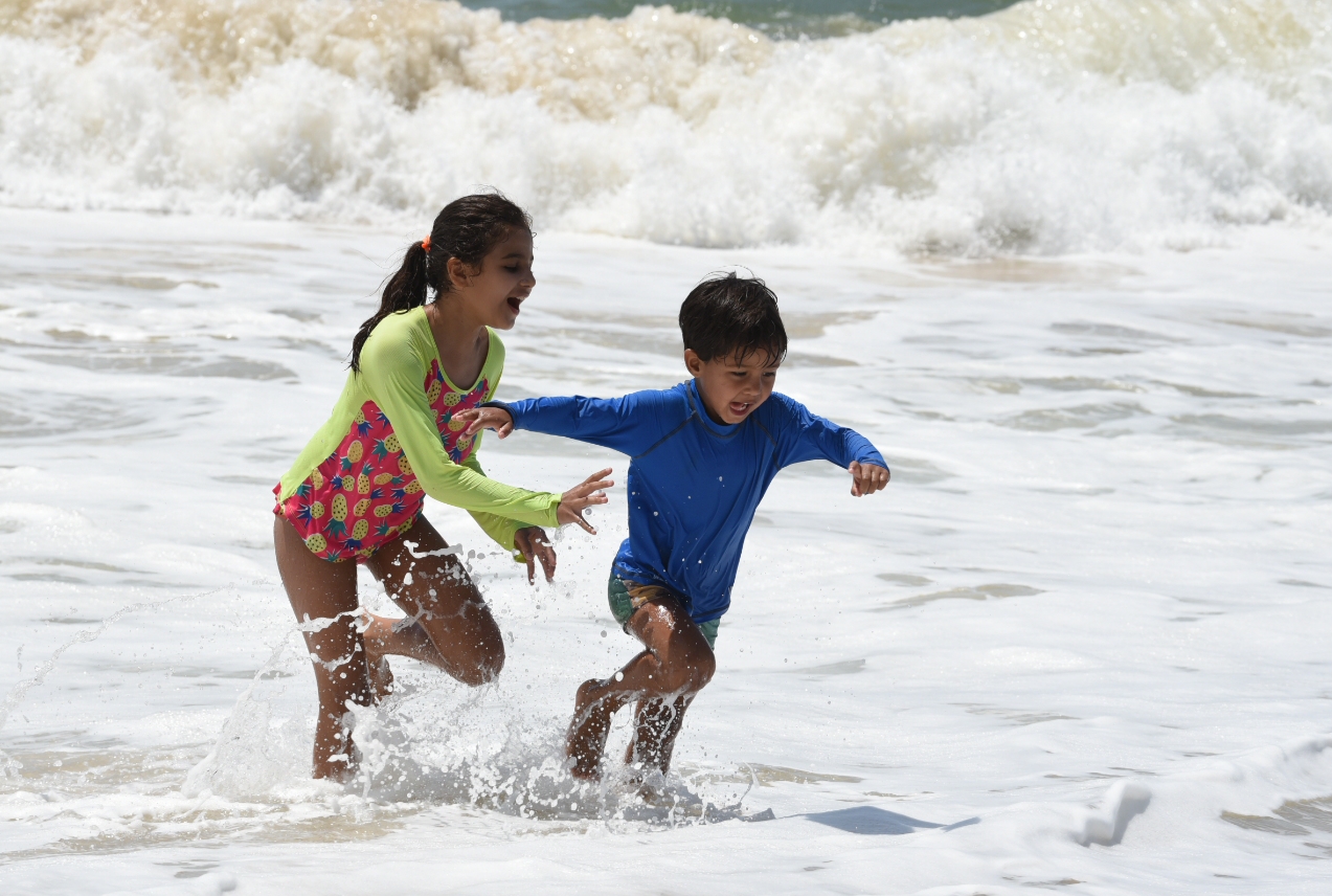 A Gazeta | Fotos: com pausa da chuva, banhistas curtem praia em Vila Velha
