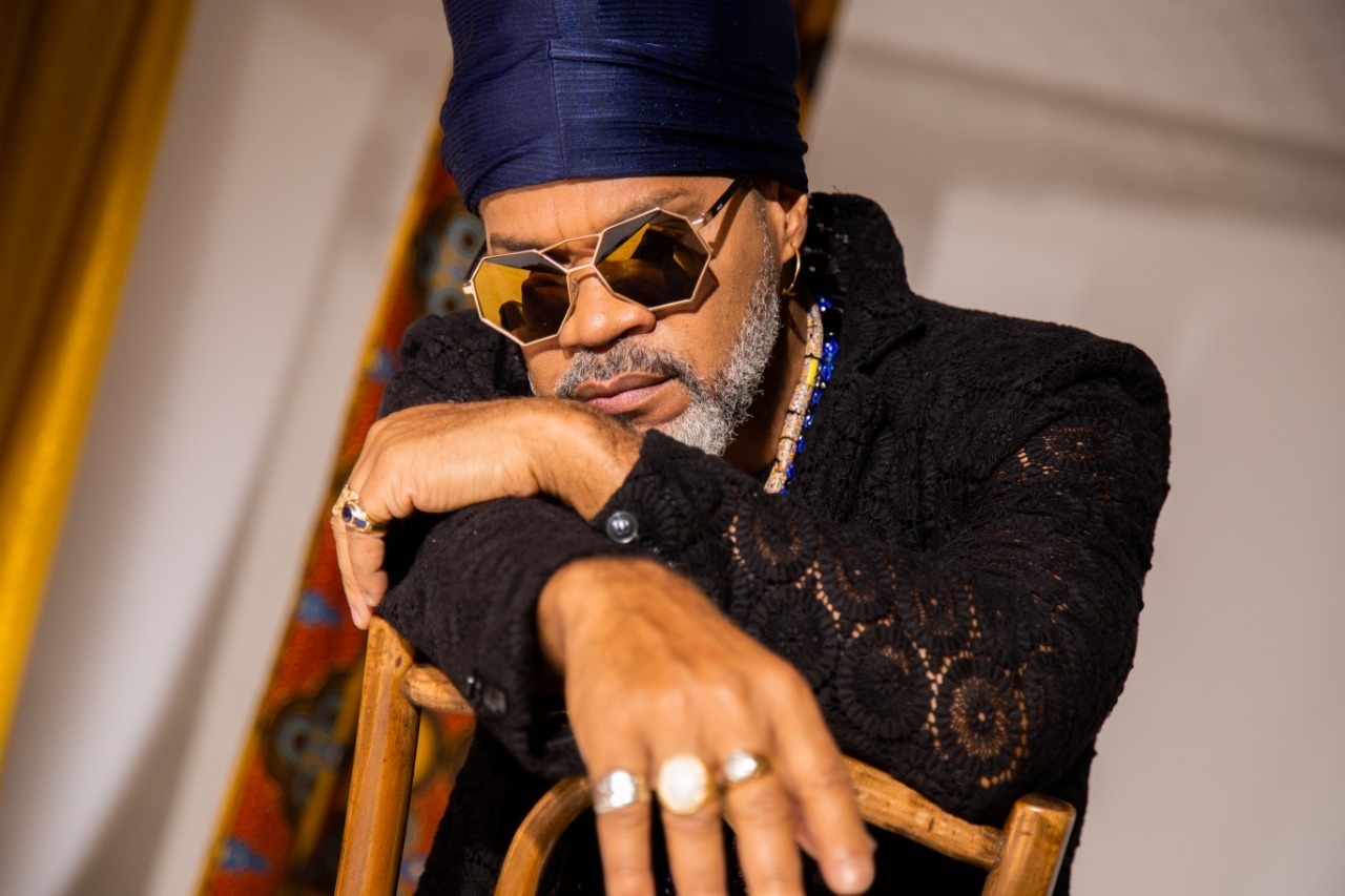 A Gazeta | Carlinhos Brown posta rara foto de família com seis de seus ...