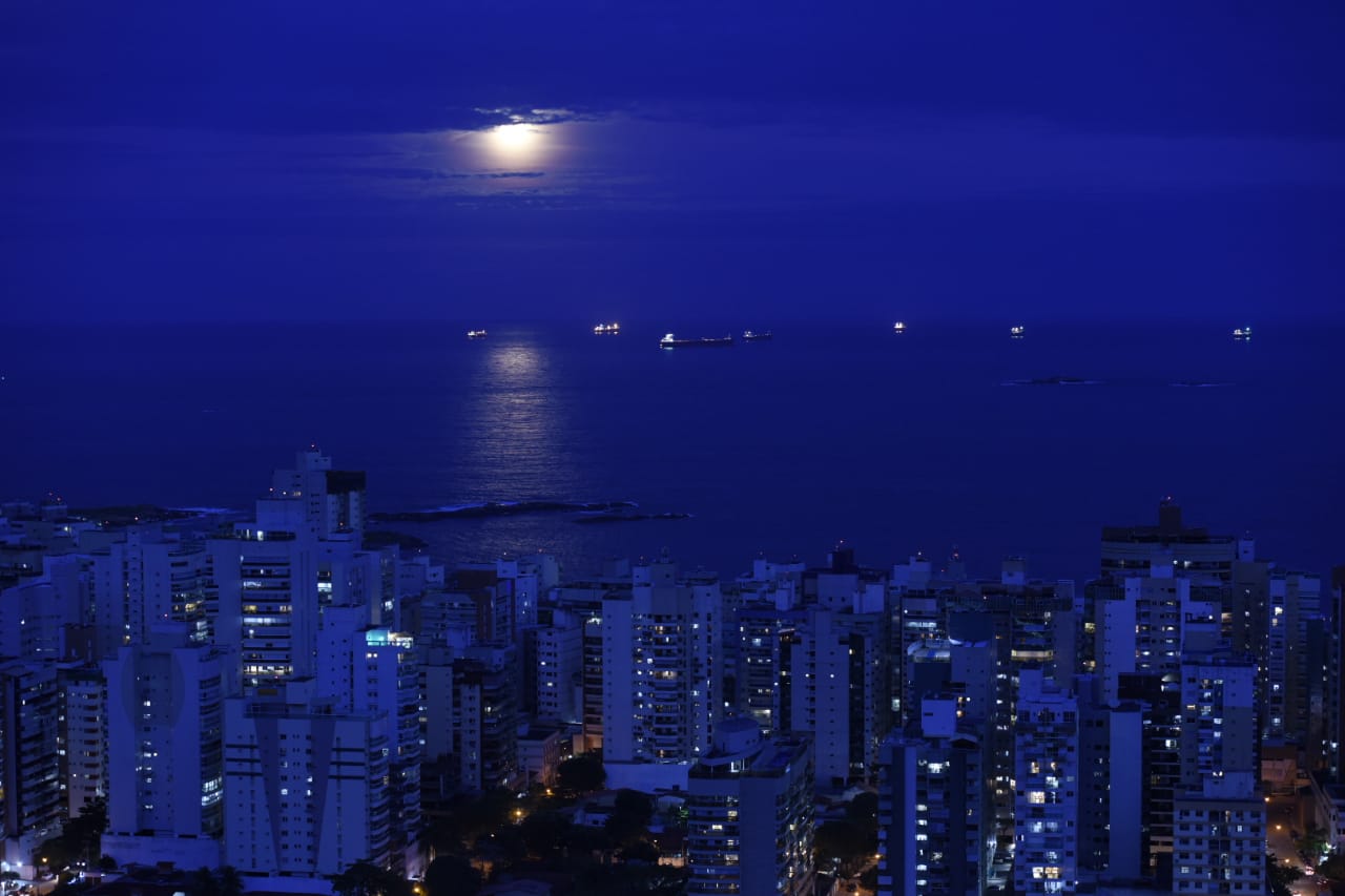 Fotojornalismo: fenômeno raro, "Lua de Morango" encanta no ES | A Gazeta