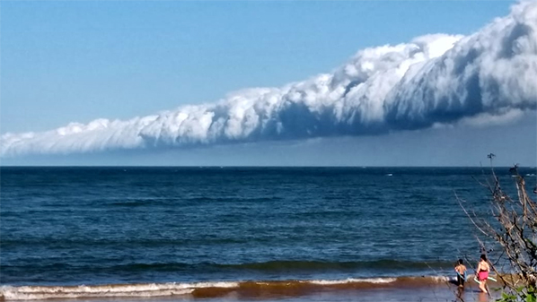 A Gazeta | Formação de nuvem rolo chama atenção no litoral do ES