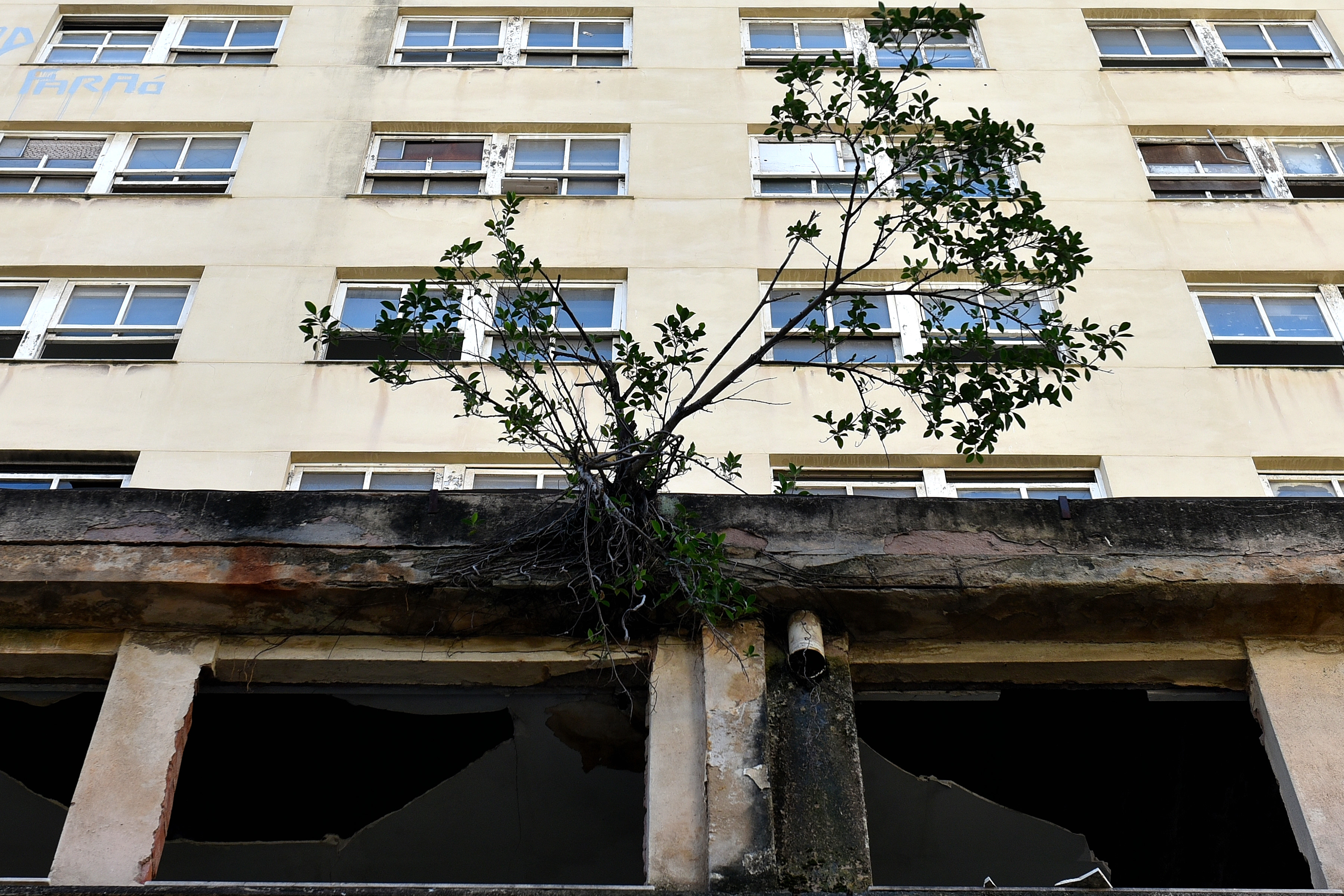 A Gazeta | Sem financiamento, prédio do IAPI volta à União e frustra ...