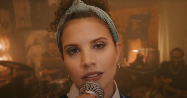 Cantora Casey Conroy irá agitar a quinta-feira (07/01) com show live ...