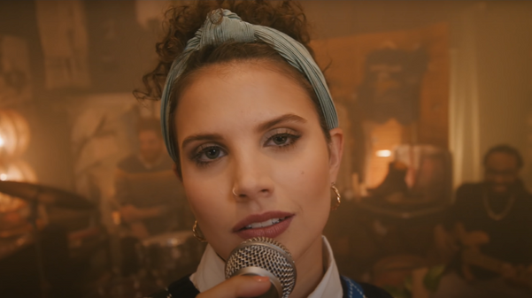 Cantora Casey Conroy irá agitar a quinta-feira (07/01) com show live ...