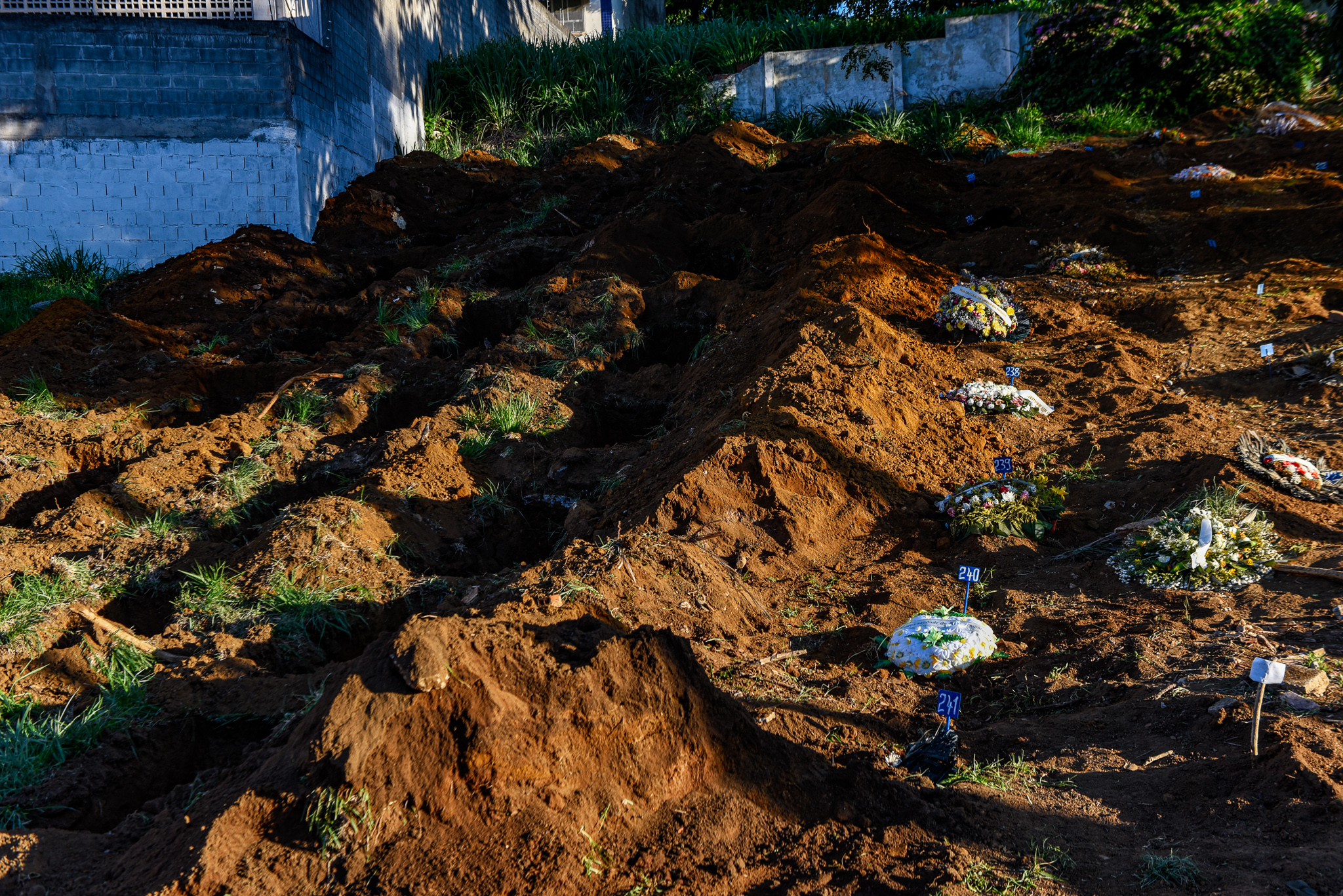 Imagens: novas covas abertas e lápides improvisadas em cemitério de ...
