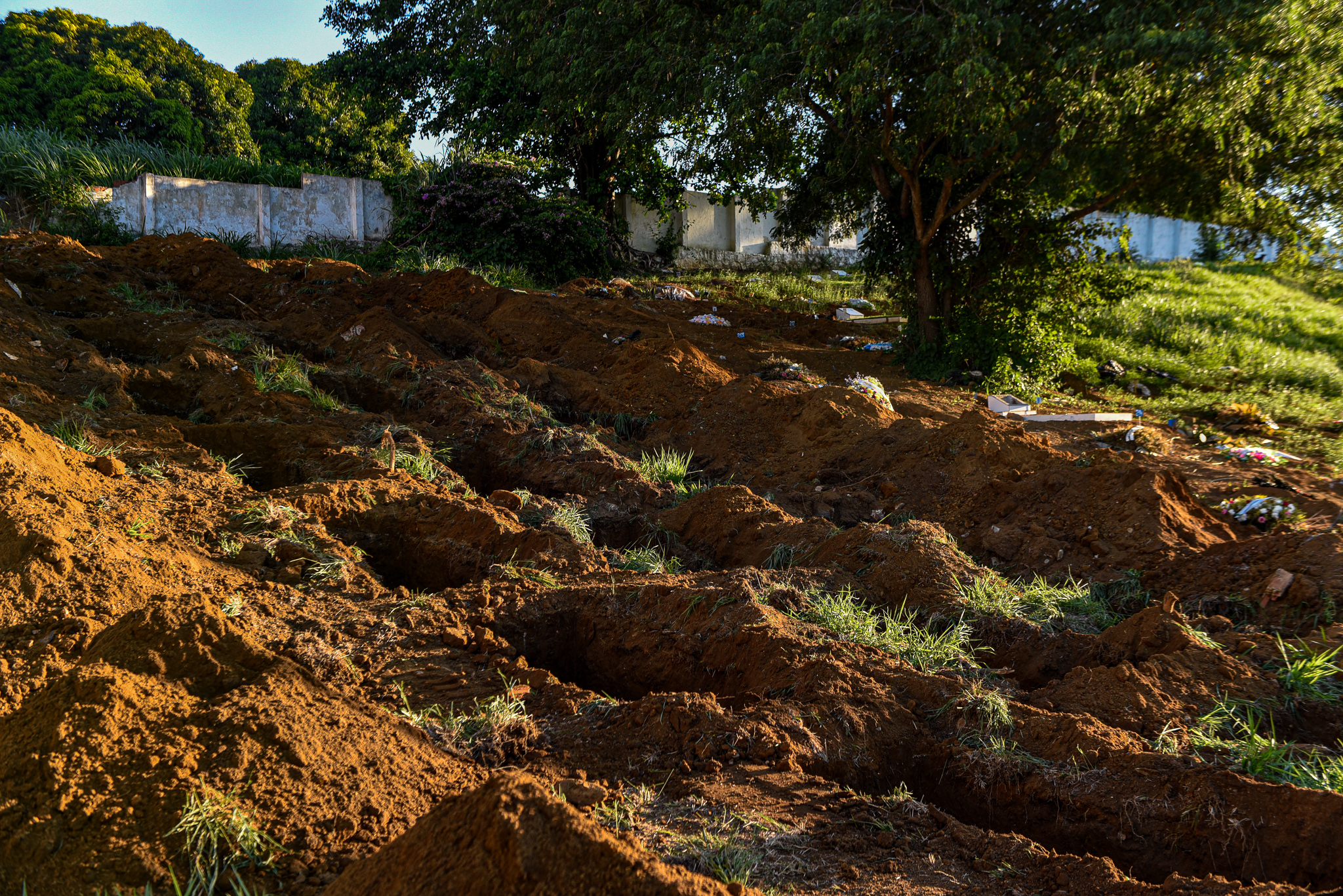 Imagens: novas covas abertas e lápides improvisadas em cemitério de ...