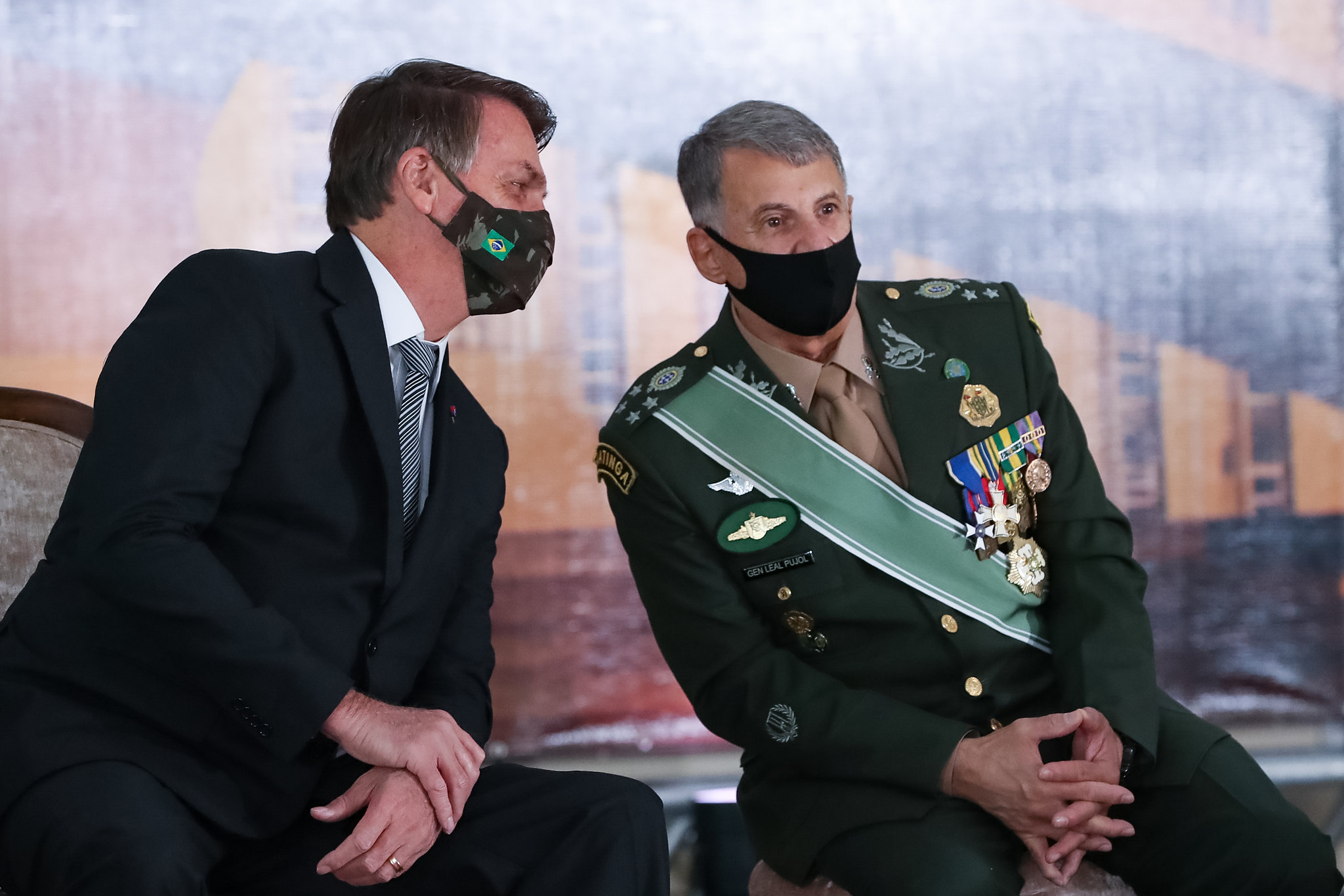 Bolsonaro tem 15 dias para explicar fala sobre uso de forças armadas ...