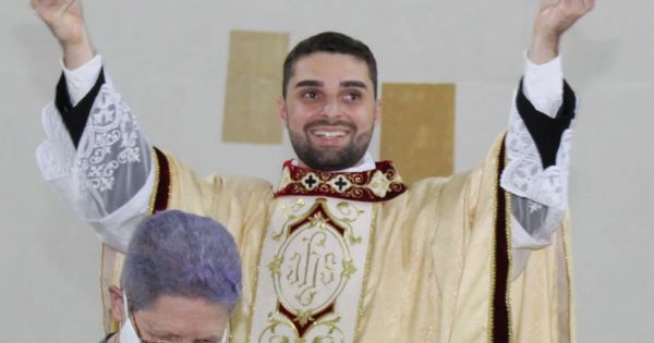 Novo padre de Vitória herda cálice de prata que fez história | A Gazeta