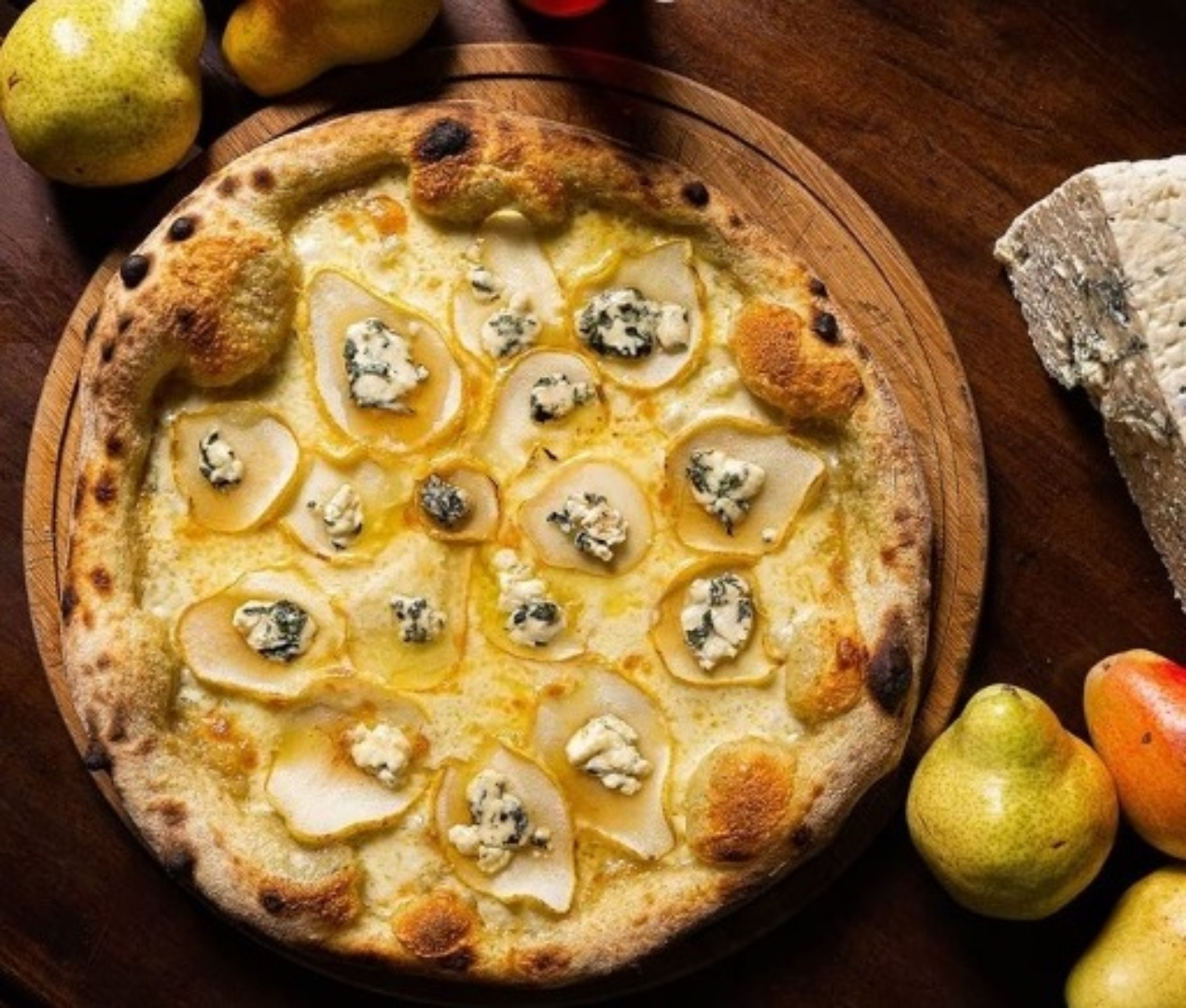 Aprenda a fazer uma pizza deliciosa de pera, mel e gorgonzola | A Gazeta