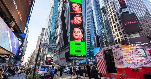 Marília Mendonça e Maiara e Maraisa estampam telão na Times Square | A ...