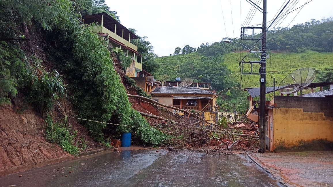 Vídeo: desmoronamento de terra atinge casa em Afonso Cláudio | A Gazeta