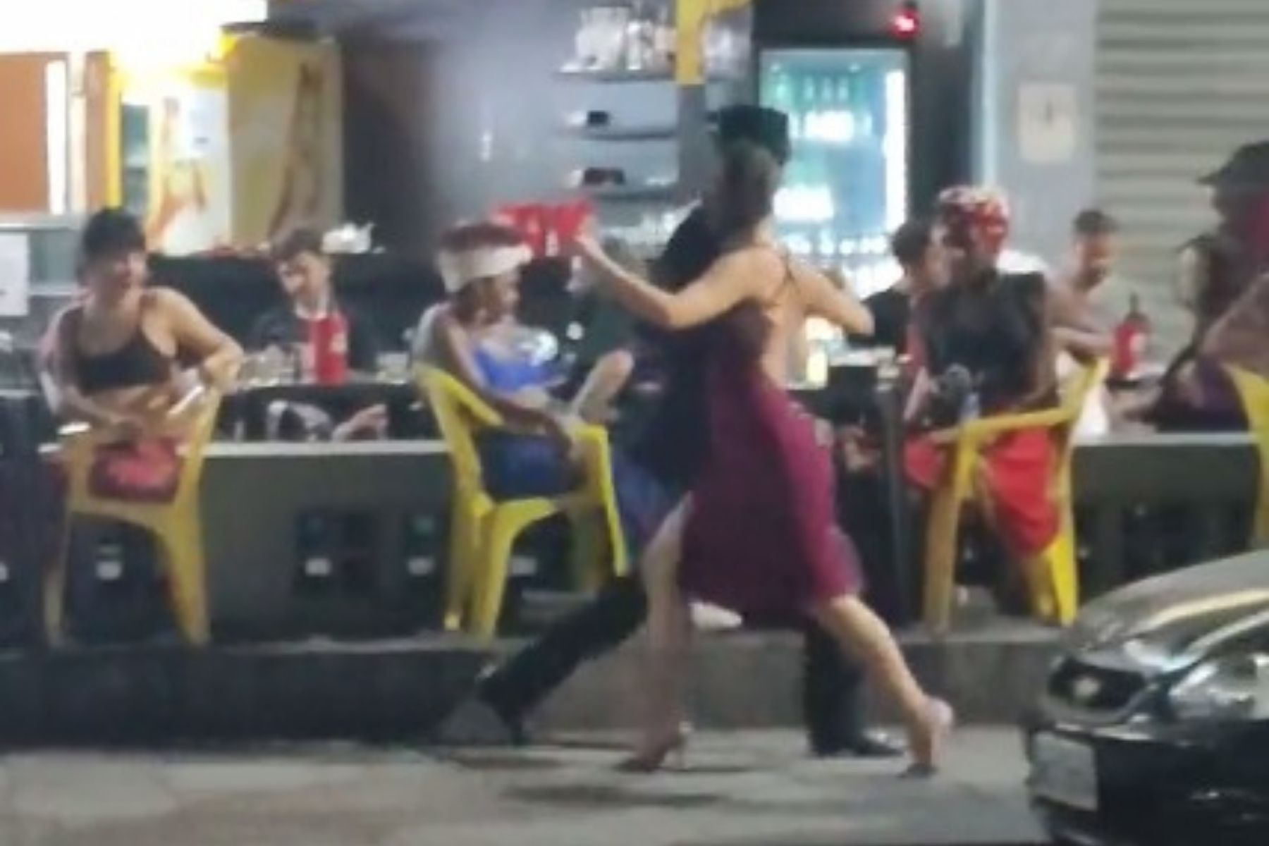 HZ | Casal chama atenção ao dançar tango na Rua da Lama, em Vitória ...