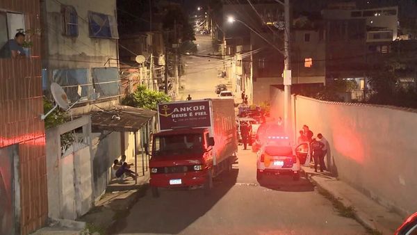 Caminhão desgovernado desce ladeira e atinge três carros na Serra | A Gazeta