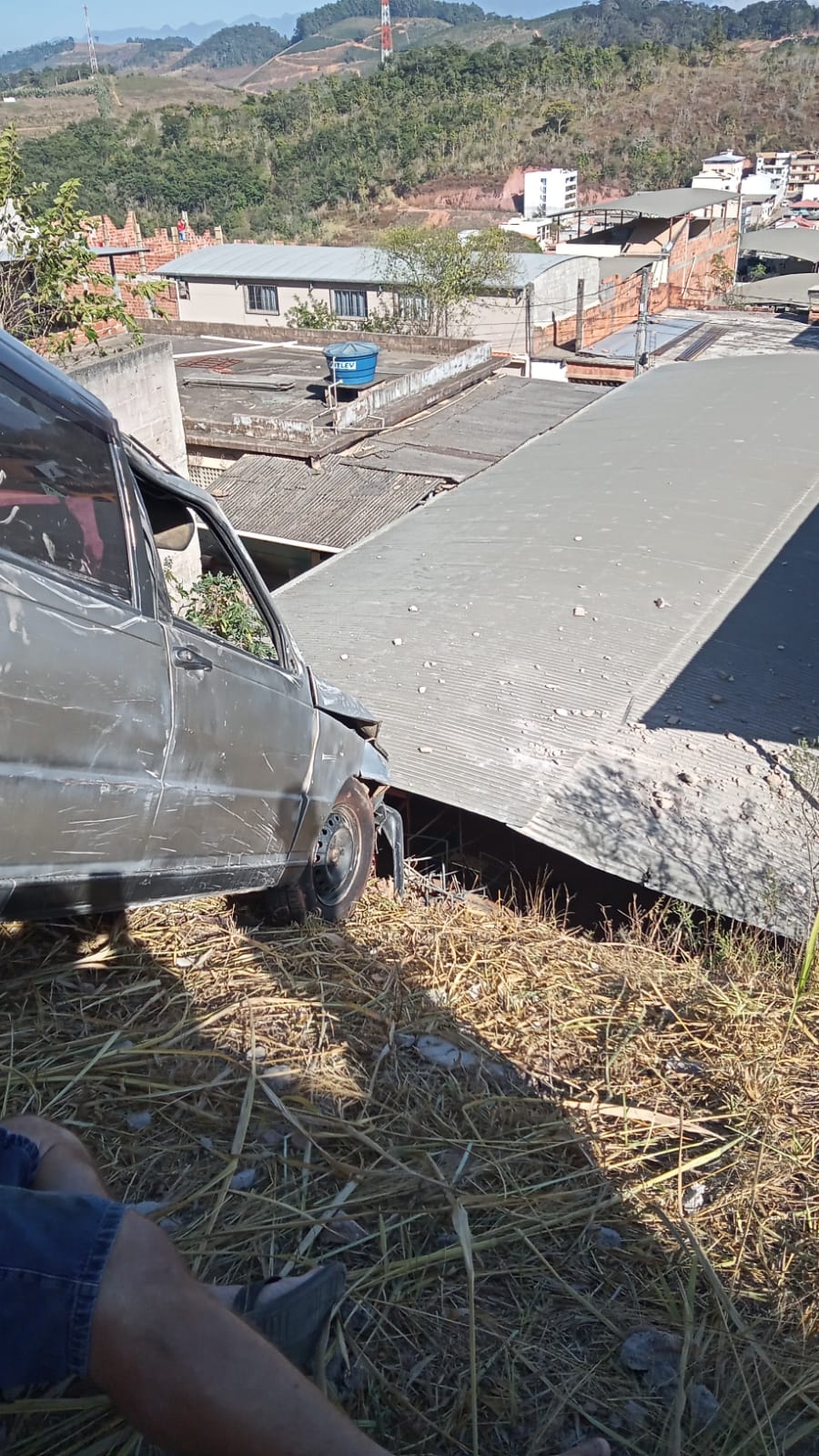 A Gazeta | Carro desce ladeira, quebra muro e vai parar dentro de igreja em Iúna