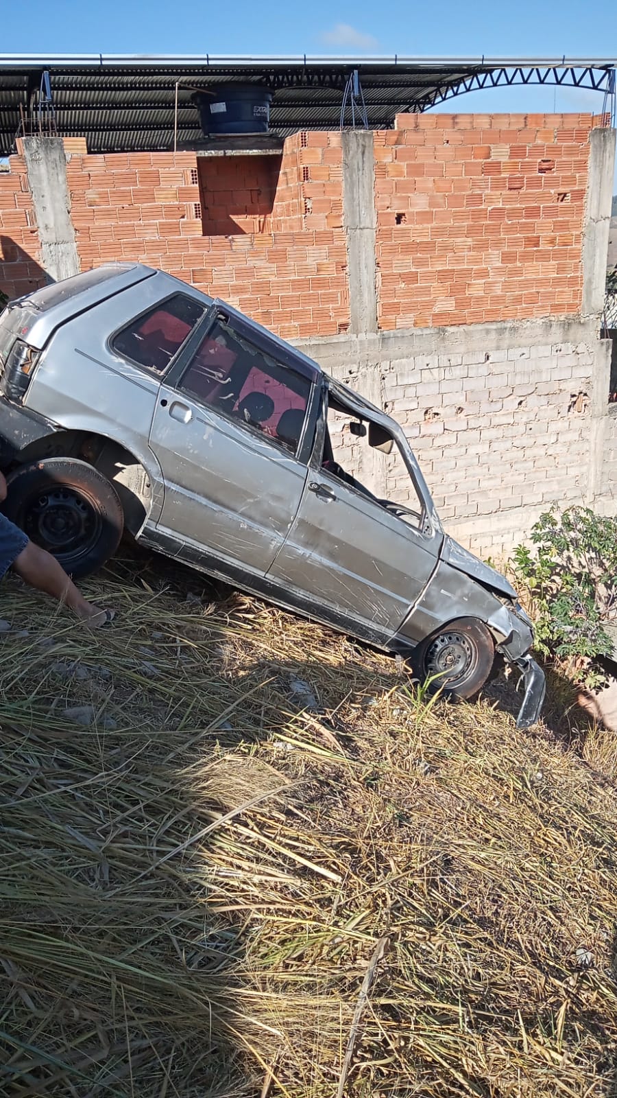 A Gazeta | Carro desce ladeira, quebra muro e vai parar dentro de igreja em Iúna