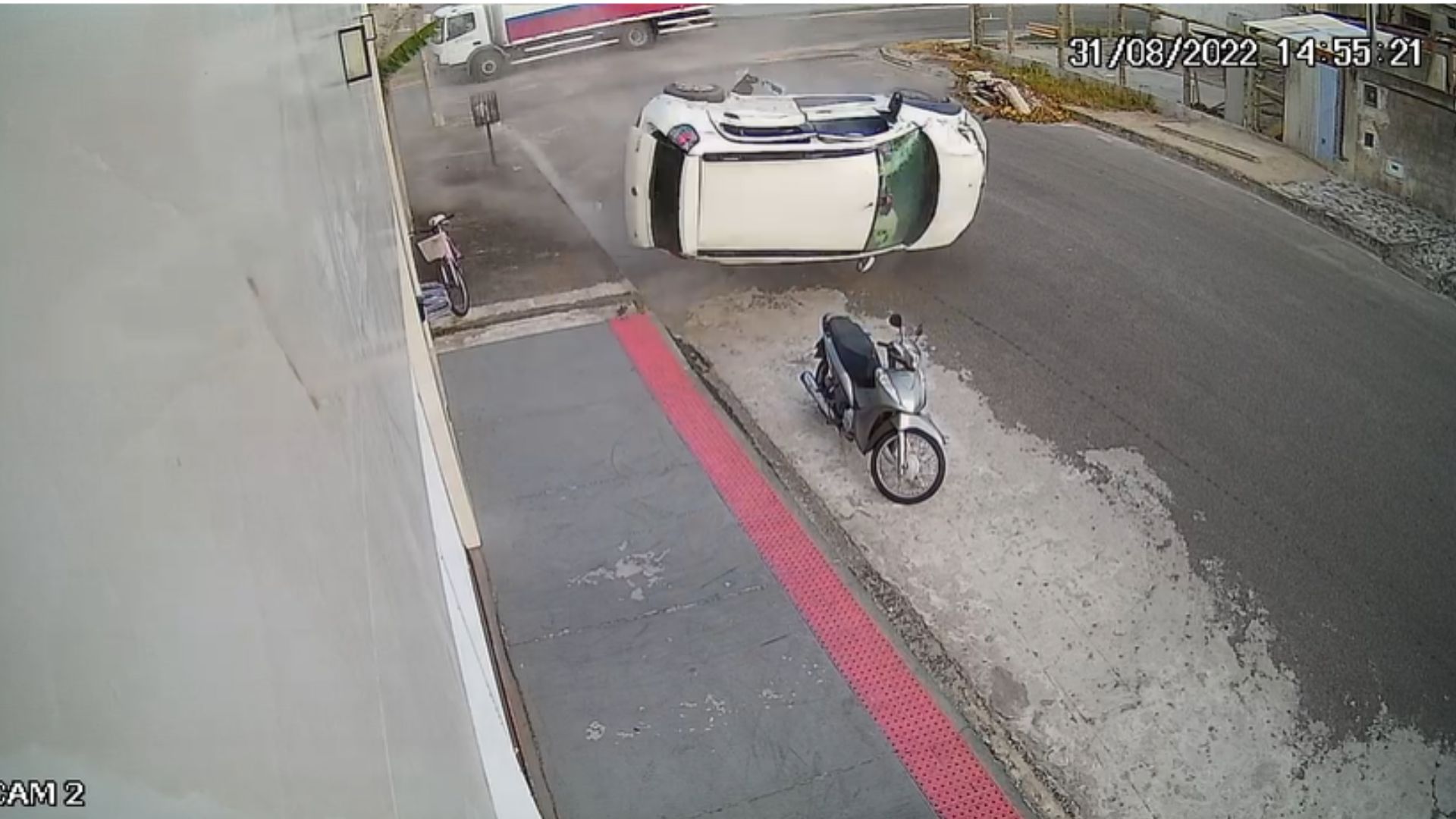 Vídeo: carro capota e motorista fica ferido em acidente, em Linhares | A Gazeta