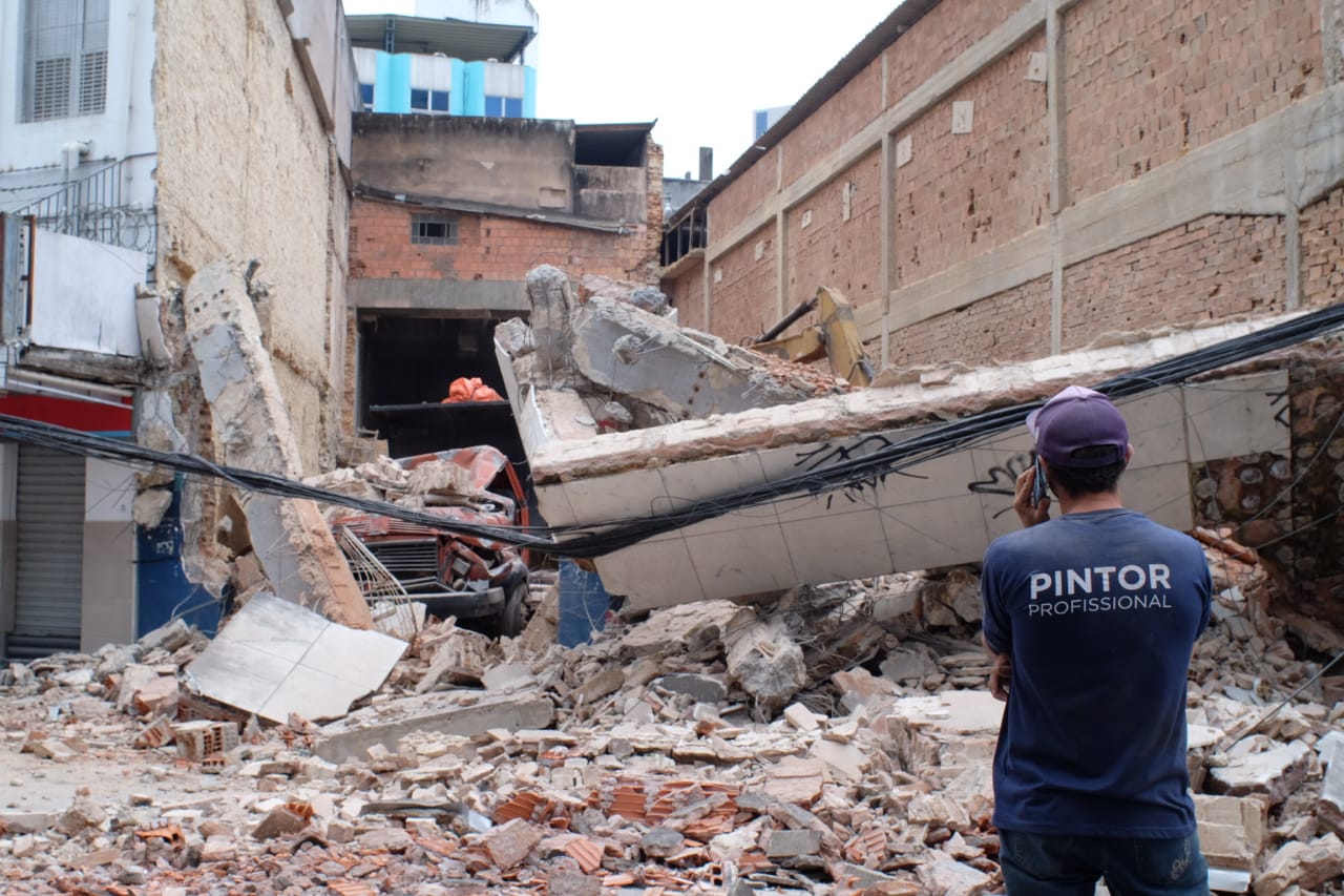 Acidente em demolição de prédio deixa ferido e interdita avenida em ...