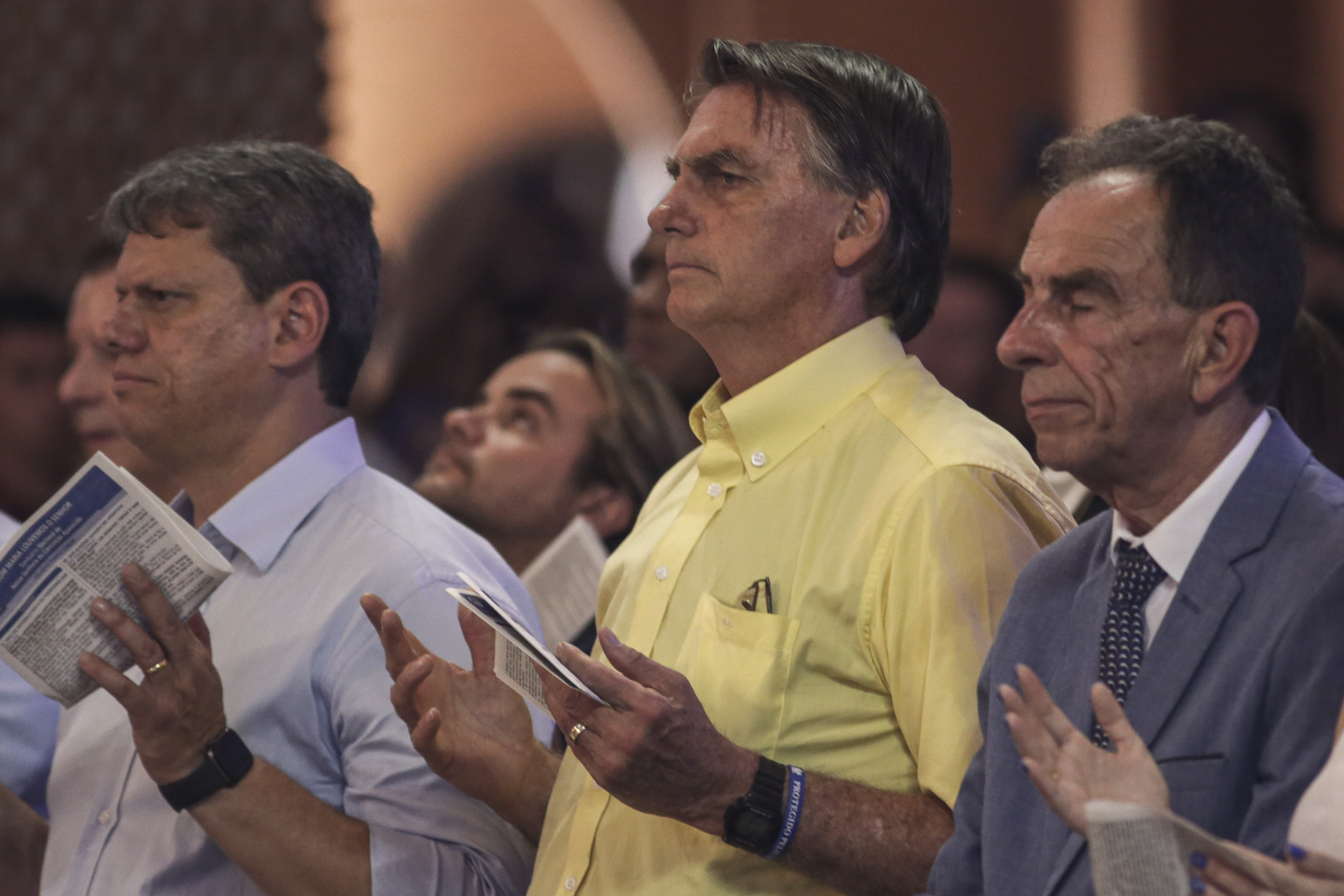 Bolsonaro acompanha missa em Aparecida entre aplausos e vaias | A Gazeta