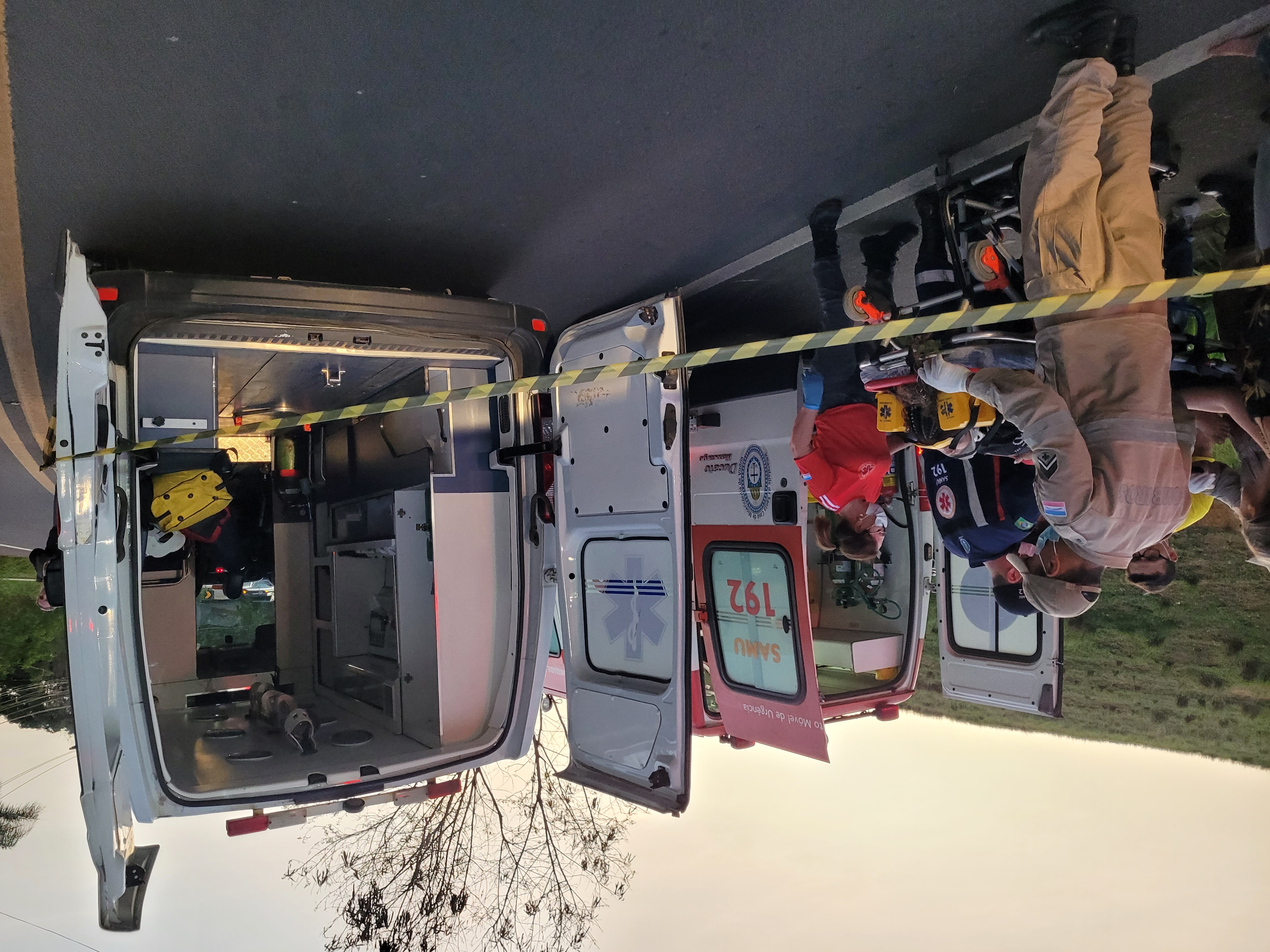 Carro capota e duas pessoas ficam feridas em acidente, em Anchieta | A Gazeta