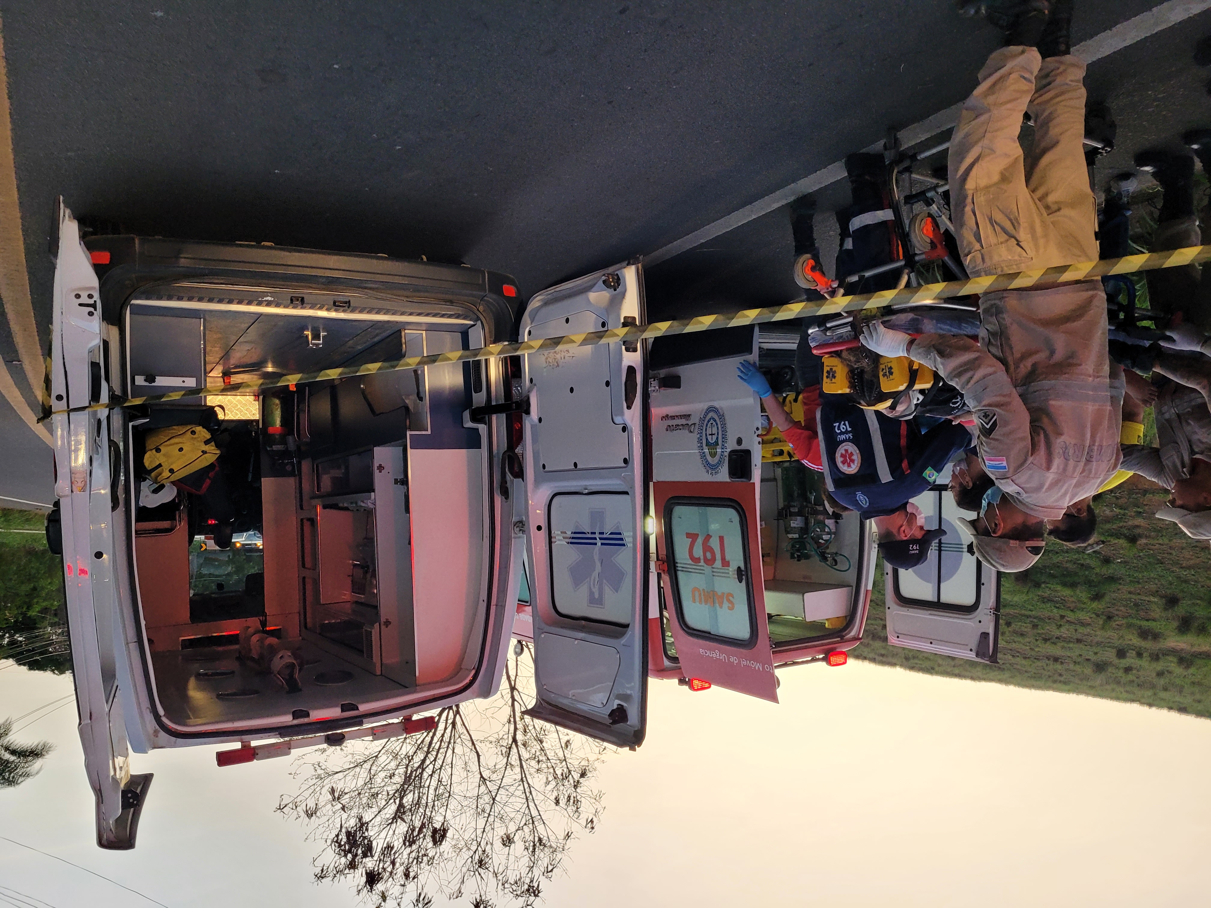 Carro capota e duas pessoas ficam feridas em acidente, em Anchieta | A Gazeta