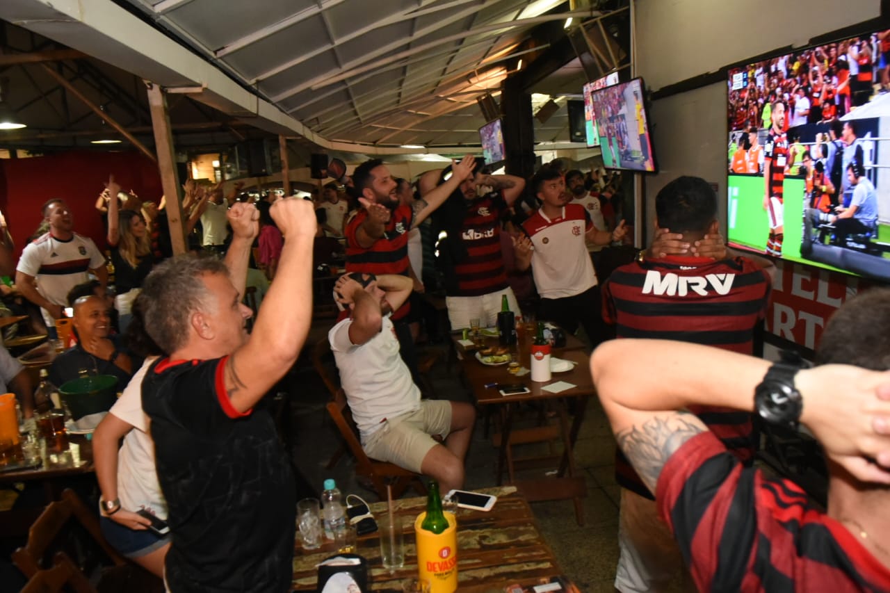 A Gazeta | Torcida do Flamengo faz a festa nos bares de Vitória com ...