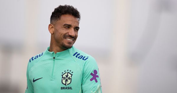 Danilo não vê problema em concorrência com Daniel Alves na Seleção | A ...