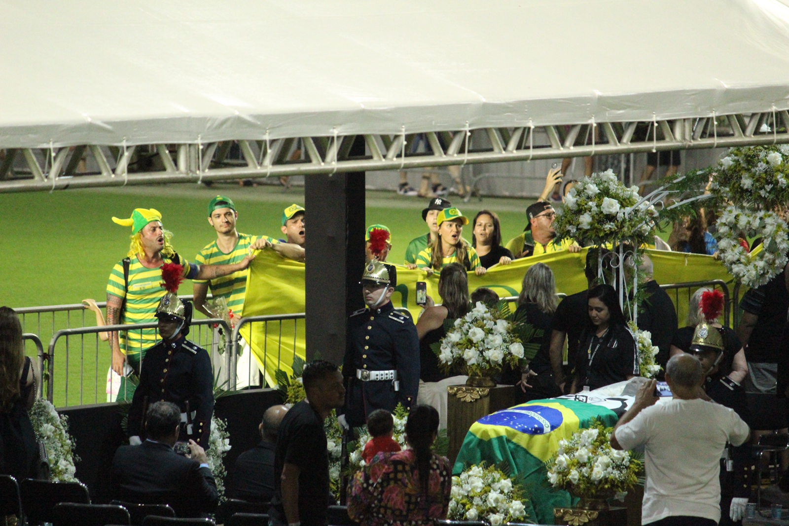 A Gazeta | Homenagens e emoção no adeus a Pelé na Vila Belmiro; veja fotos