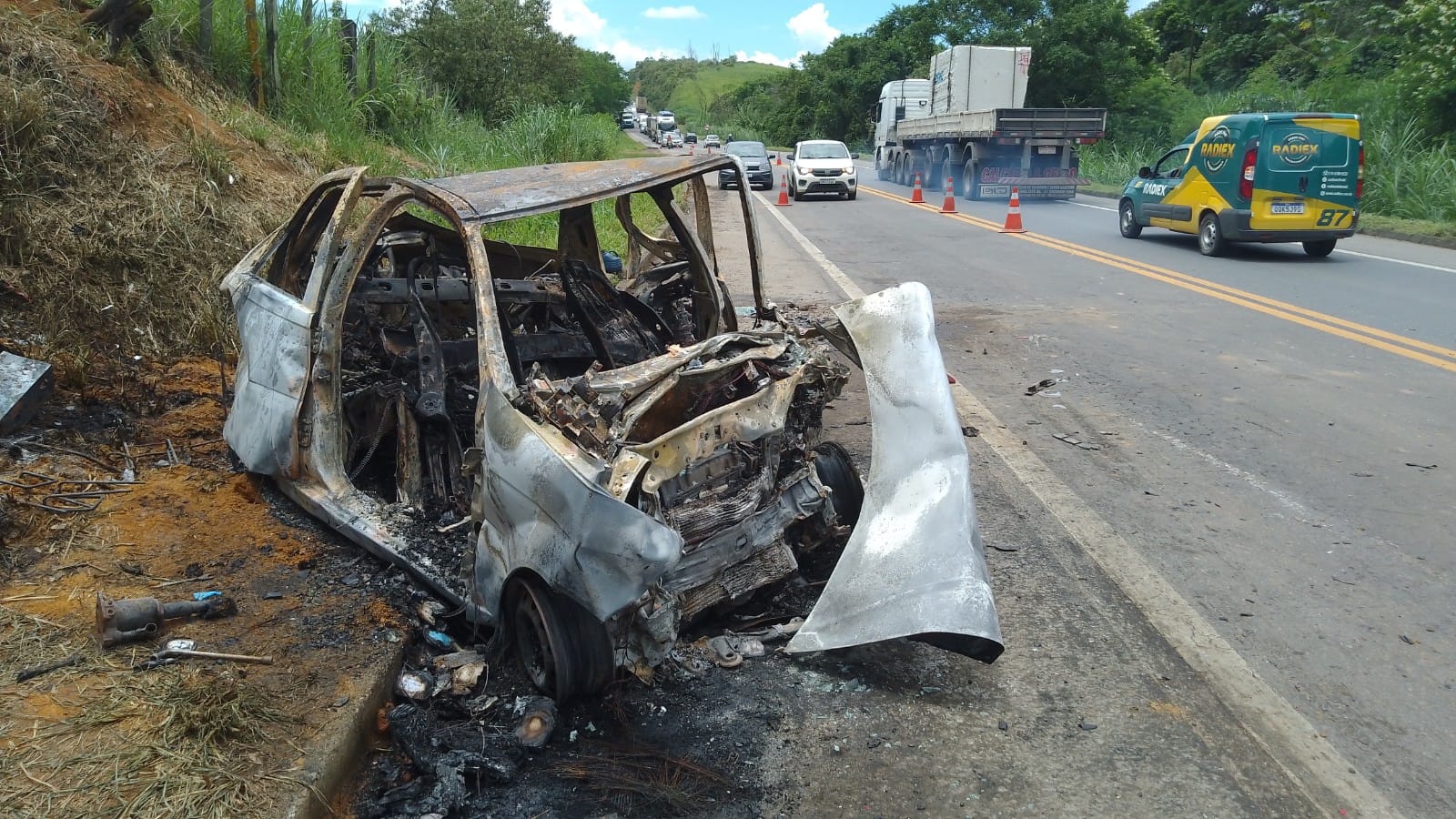 A Gazeta | Duas pessoas morrem em acidente com incêndio na BR 101 em Fundão