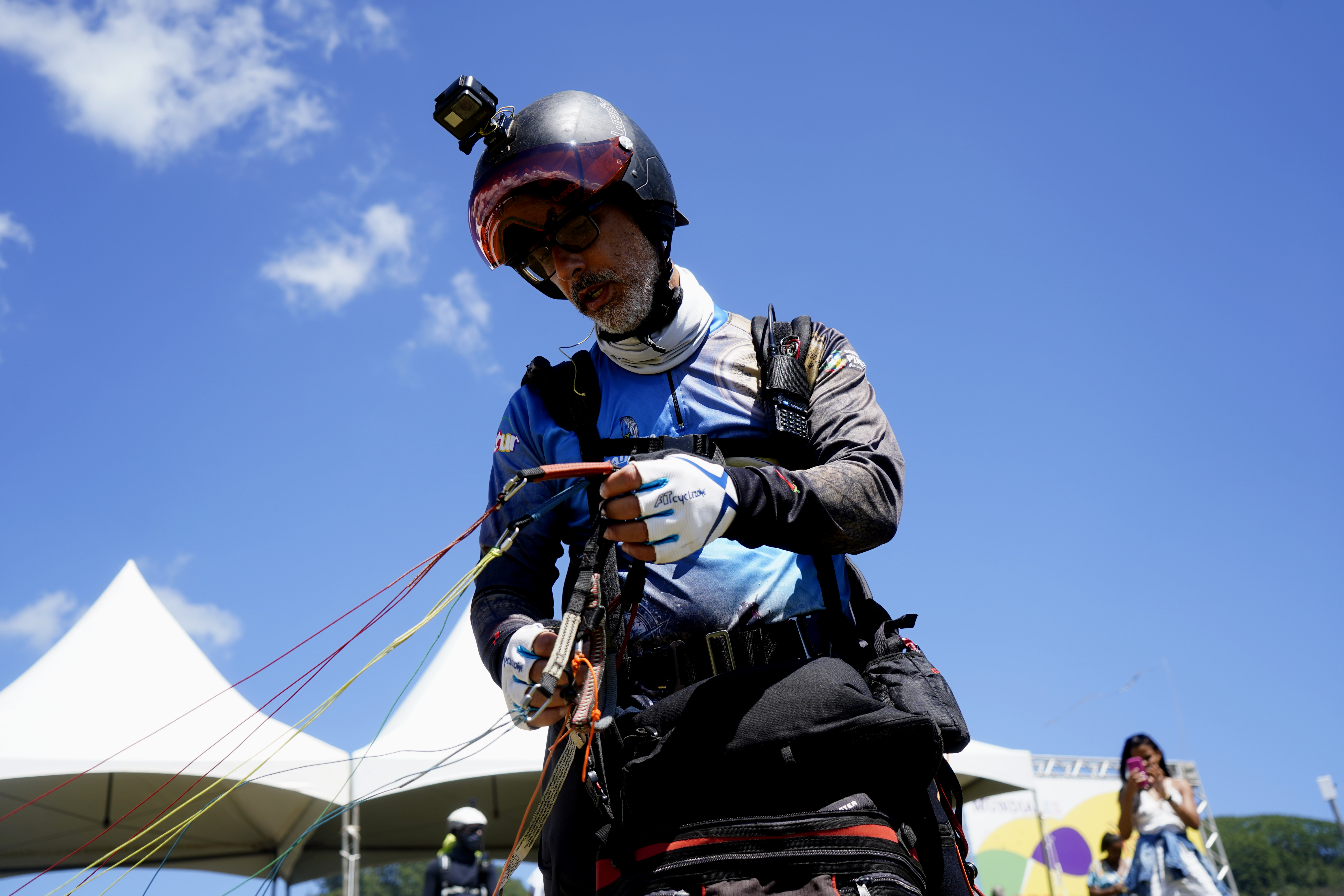Como é o funcionamento de um parapente de competição? Confira o vídeo ...