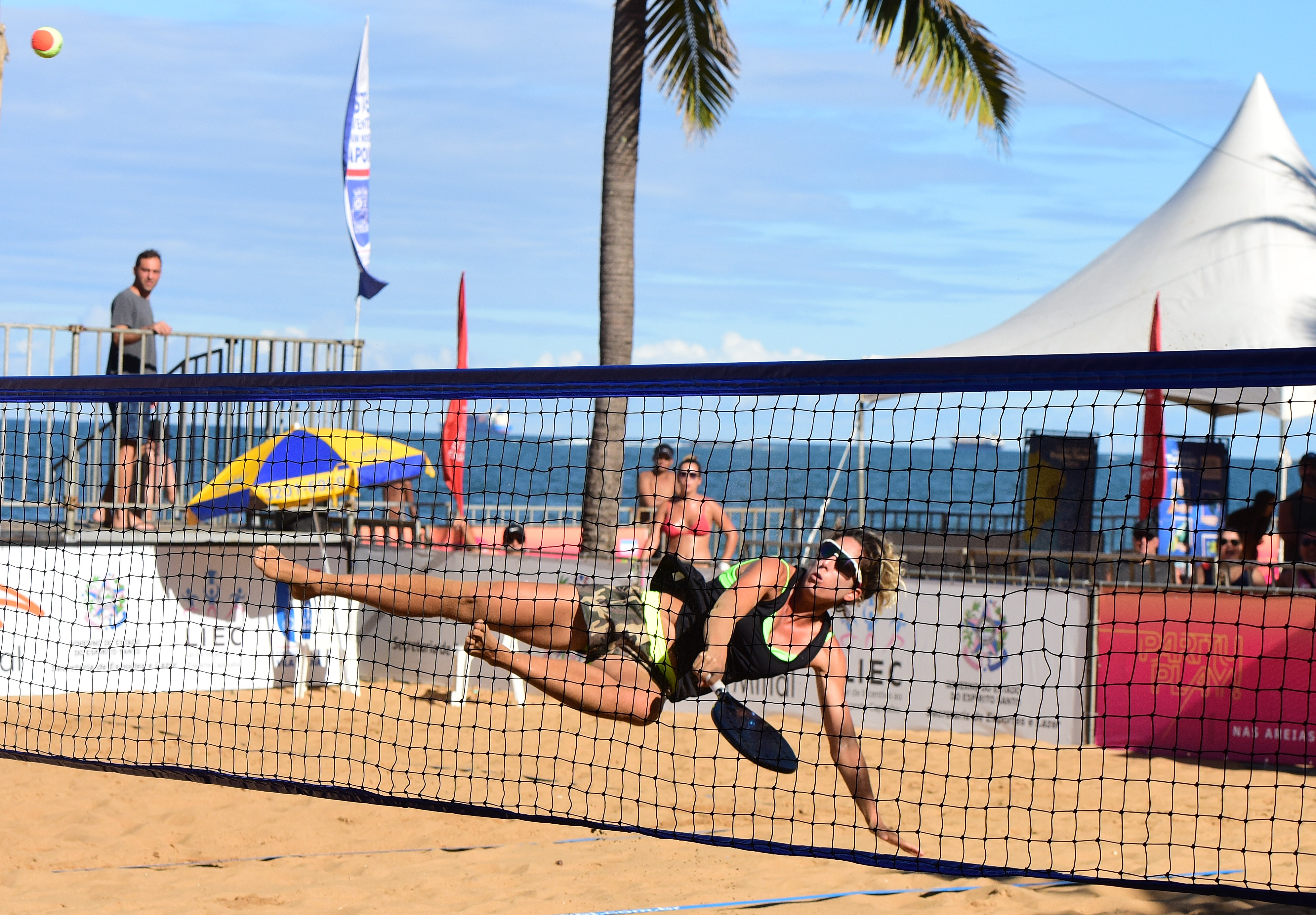 Festa brasileira em etapa do circuito mundial de beach tennis na Praia ...