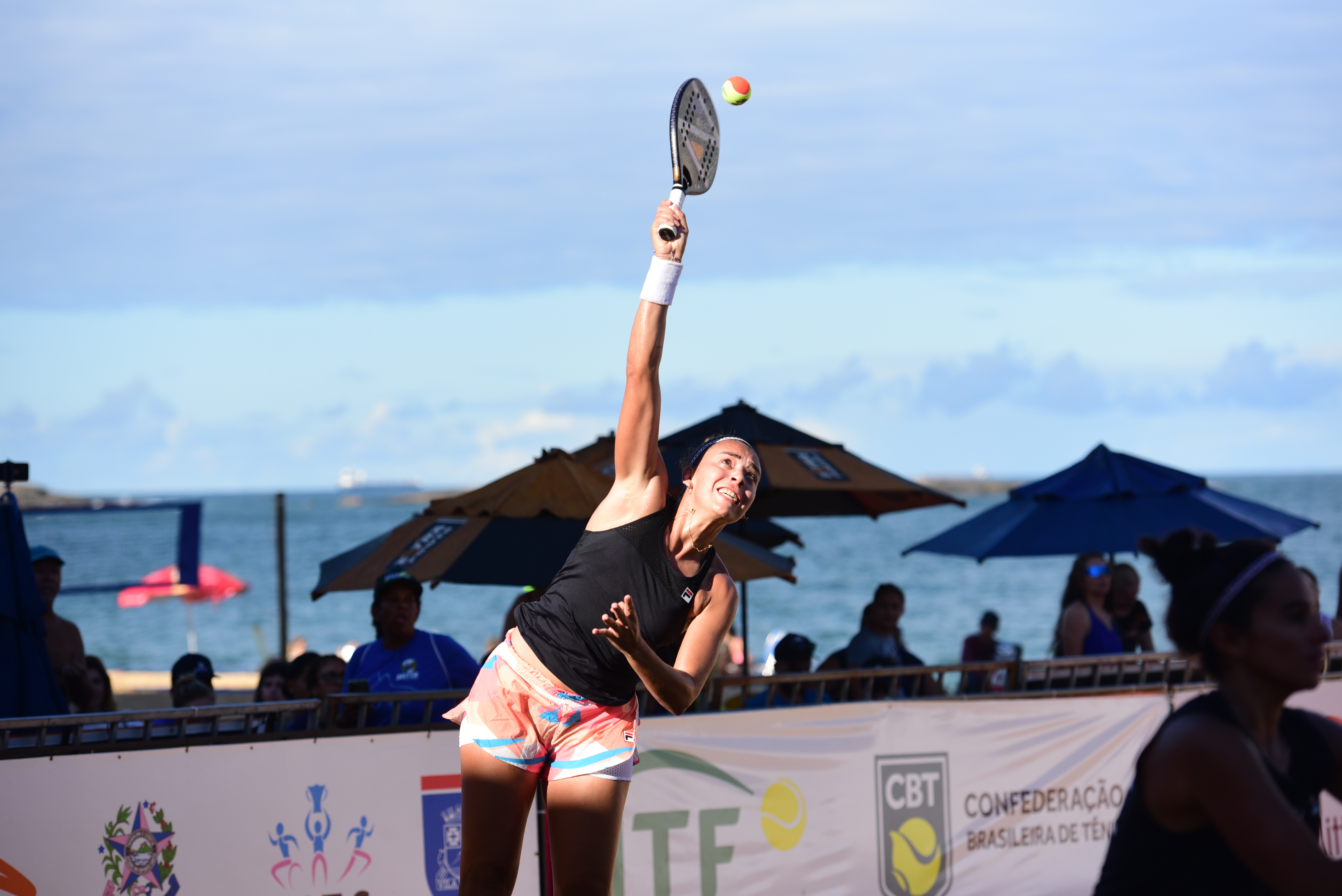 Festa brasileira em etapa do circuito mundial de beach tennis na Praia ...