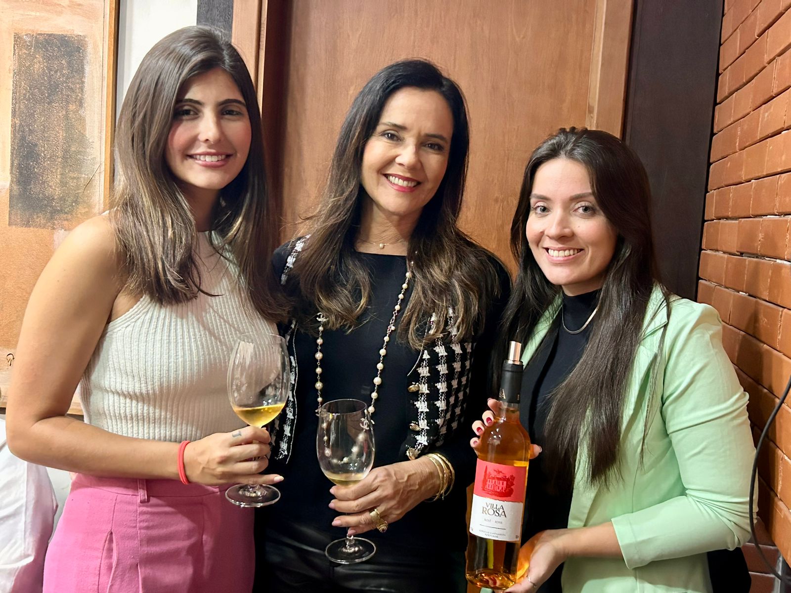 HZ | Degustação de vinhos 'only for girls' reúne amigas na Praia do ...