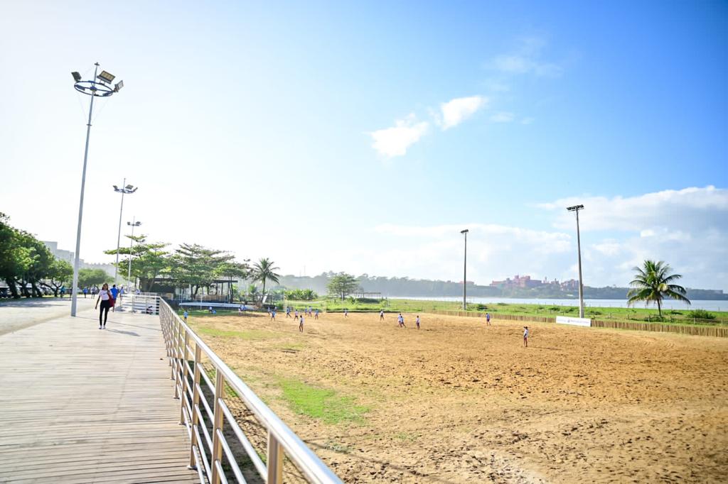 Praia de Camburi ganha arena de futebol de areia com arquibancada | A ...
