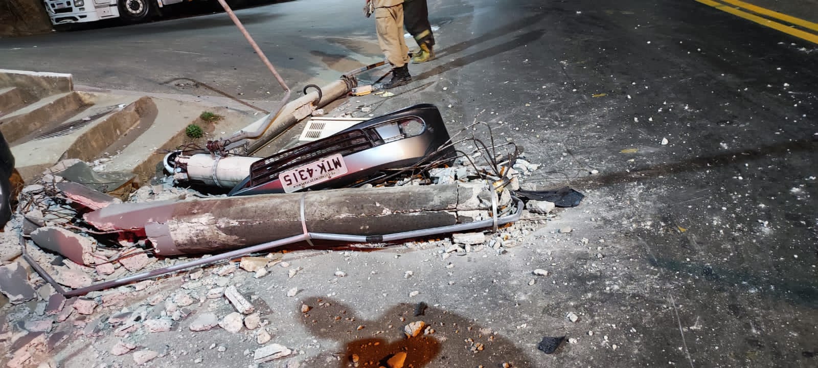 Mulher fica ferida em acidente de carro que arrancou poste em Cachoeiro | A Gazeta