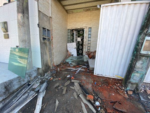 Ônibus desgovernado desce ladeira, quebra cerca e atinge casa em Linhares | A Gazeta