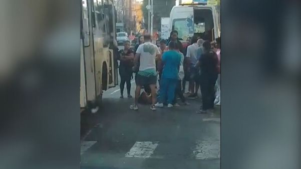 Mulher fica ferida após ser atropelada por ônibus em Cachoeiro | A Gazeta