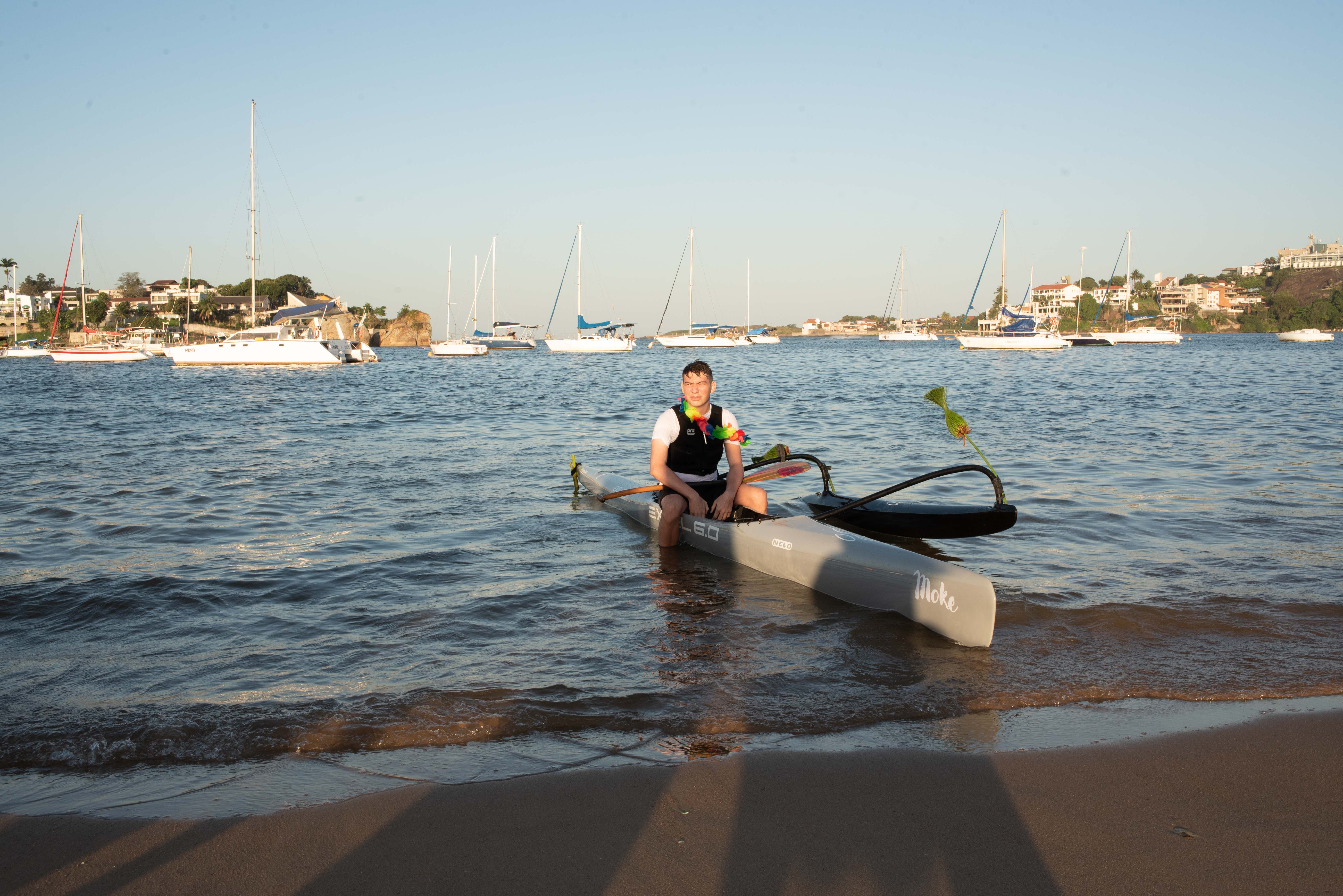 Lucas Primo celebra aniversário com batismo de canoa havaiana em ...