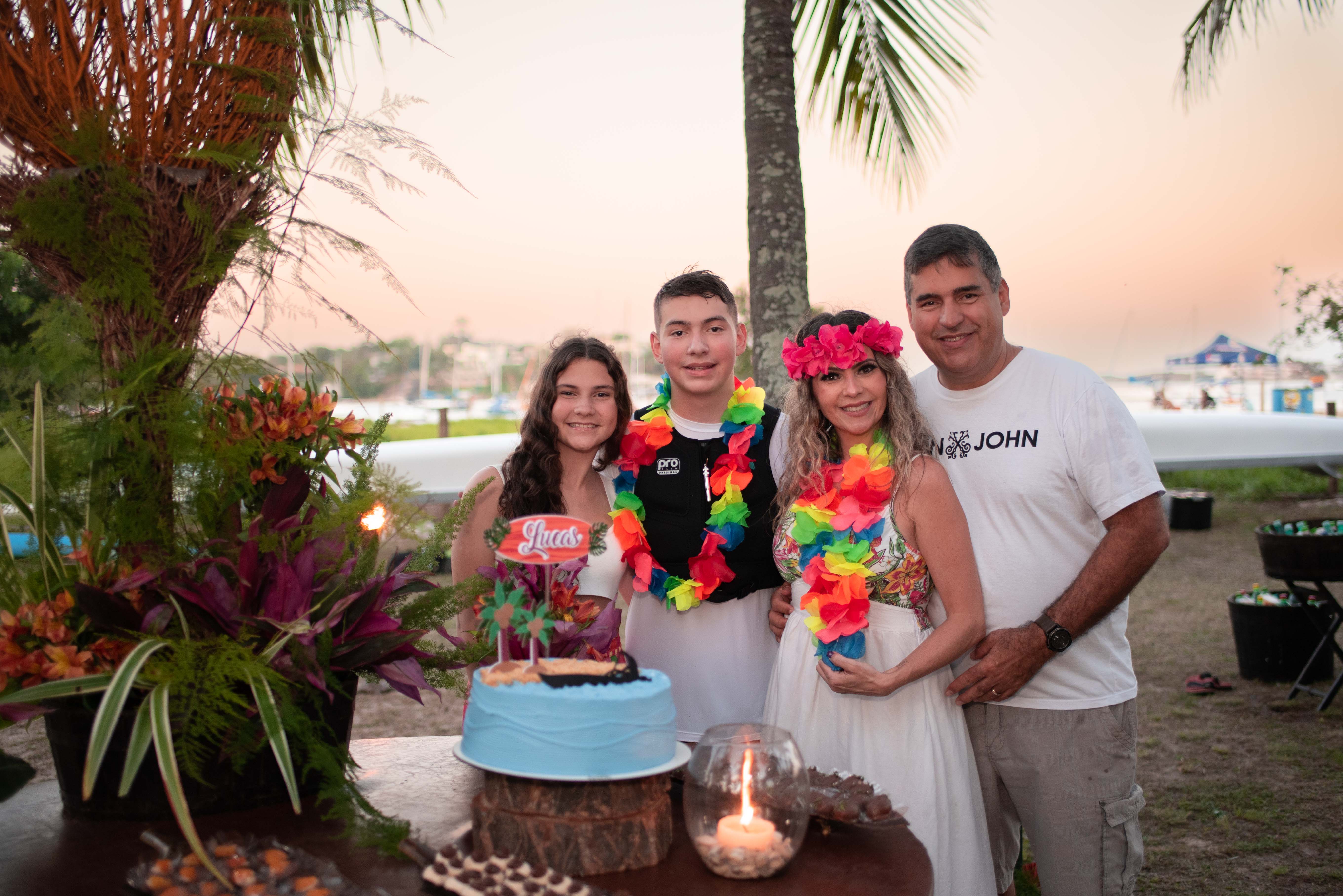 Lucas Primo celebra aniversário com batismo de canoa havaiana em ...