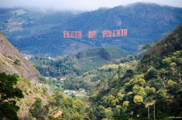 Como faixa gigante da Festa da Polenta é colocada por cima da BR 262 no ES | A Gazeta