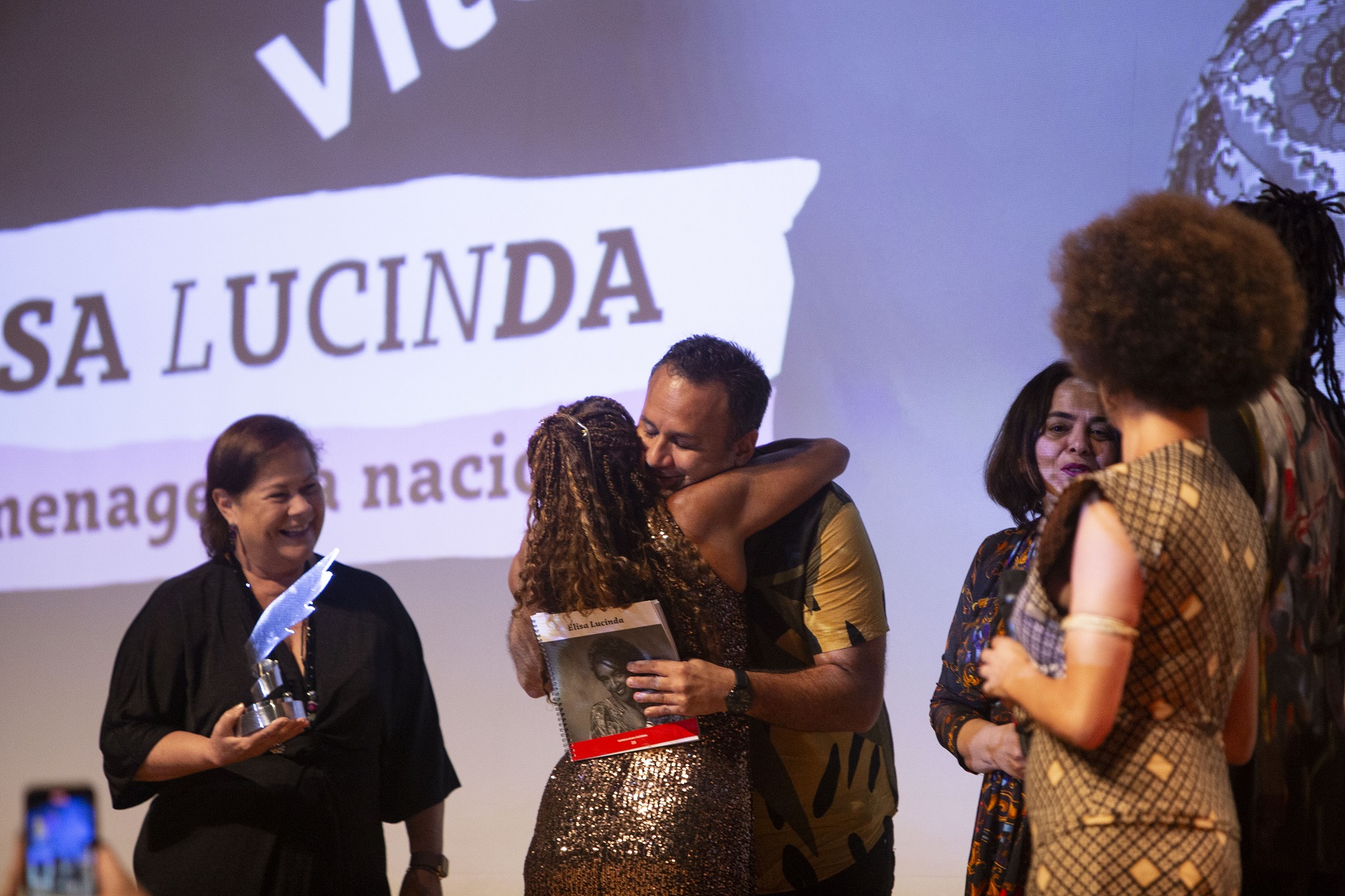 HZ | Elisa Lucinda recebe homenagem no Festival de Cinema de Vitória ...