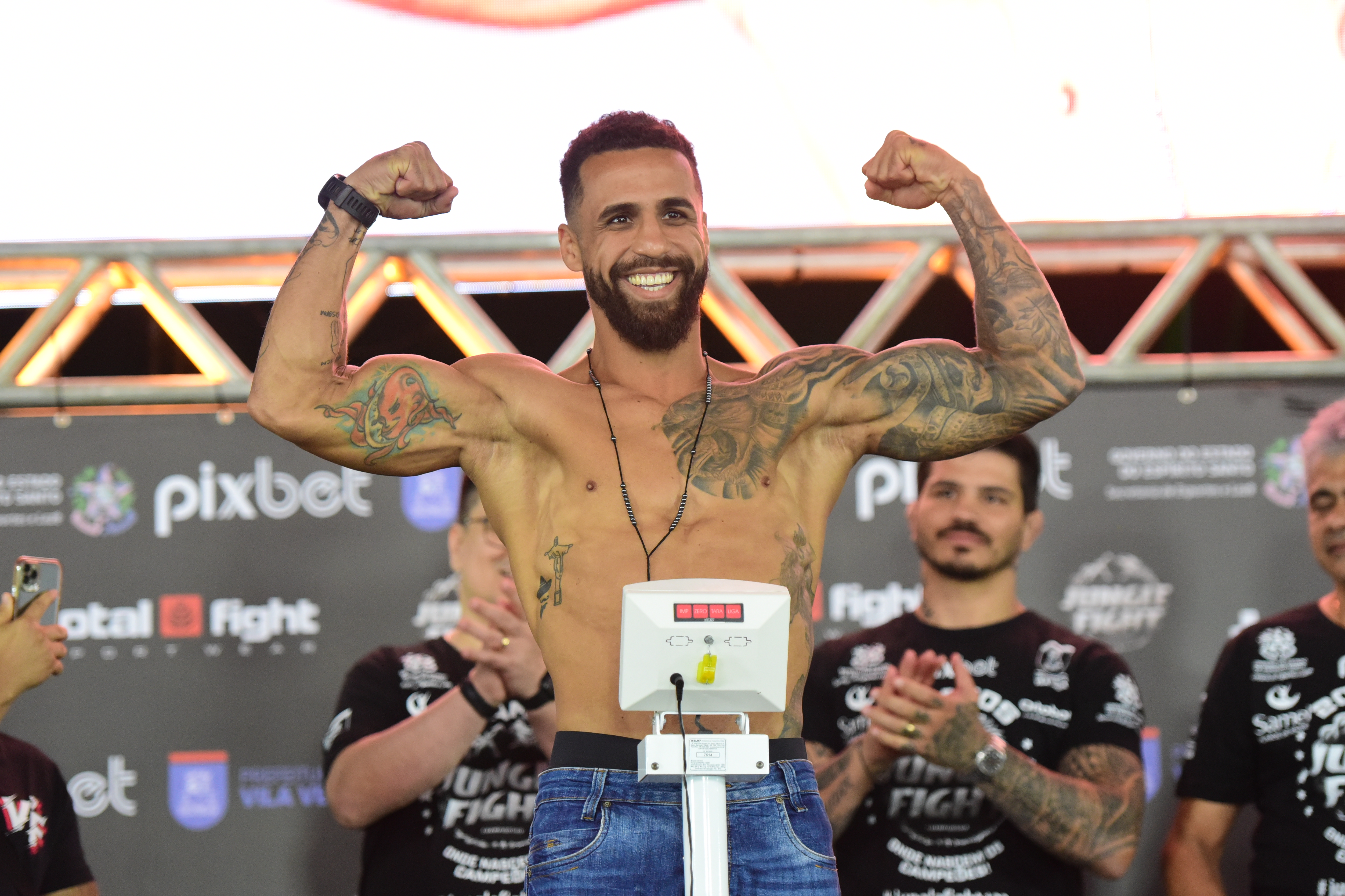 Capixaba promete vitória em pesagem oficial do Jungle Fight, em Vila ...