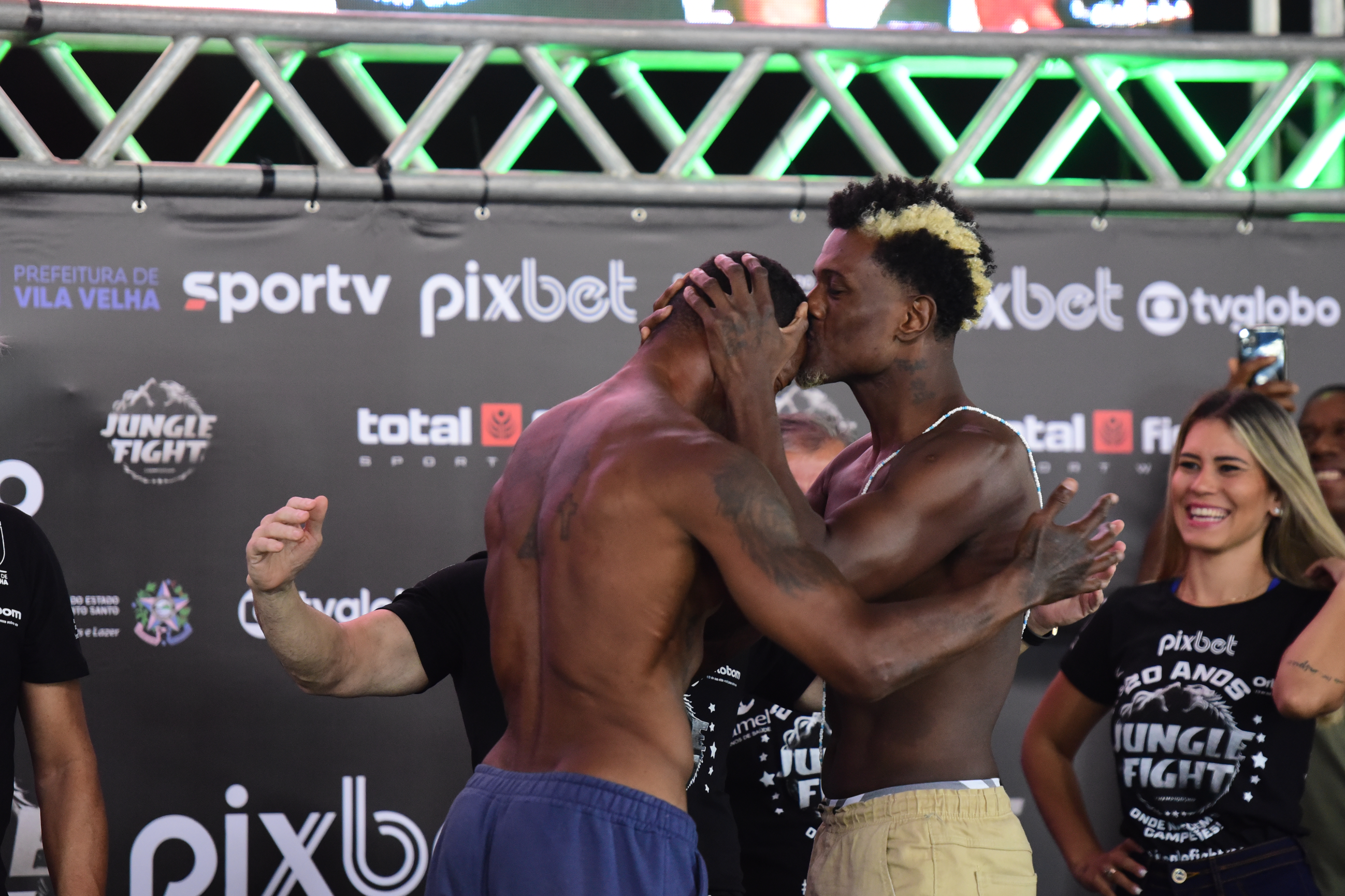 Capixaba promete vitória em pesagem oficial do Jungle Fight, em Vila ...