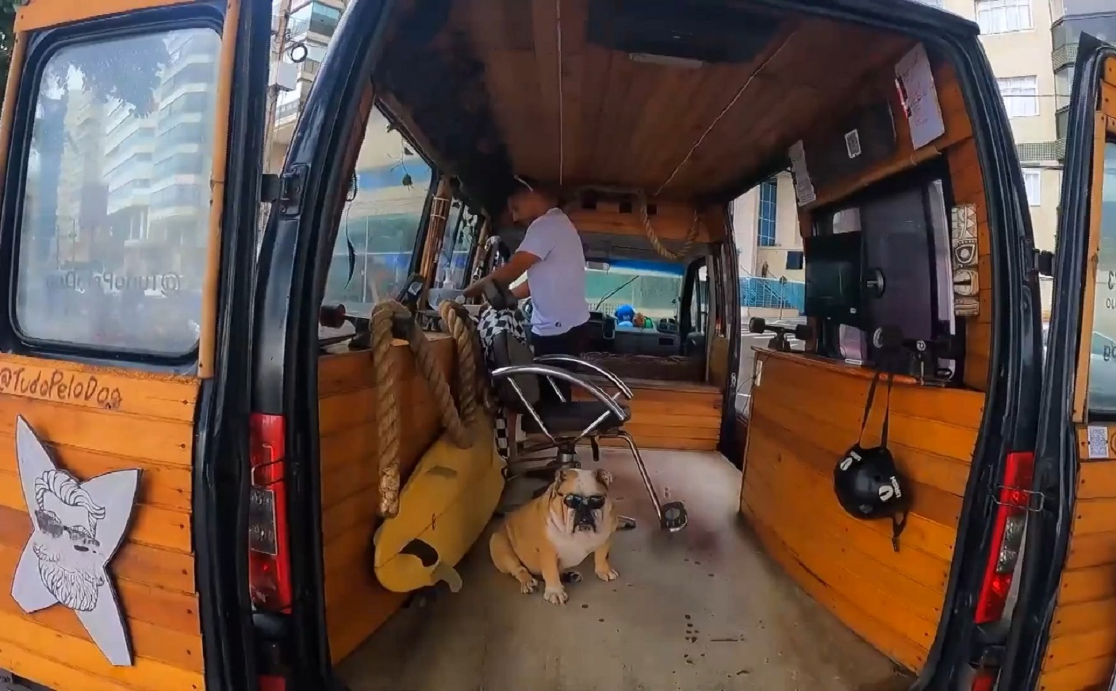 A Gazeta | Negócios sobre rodas: a barbearia que faz a cabeça em todo o ...