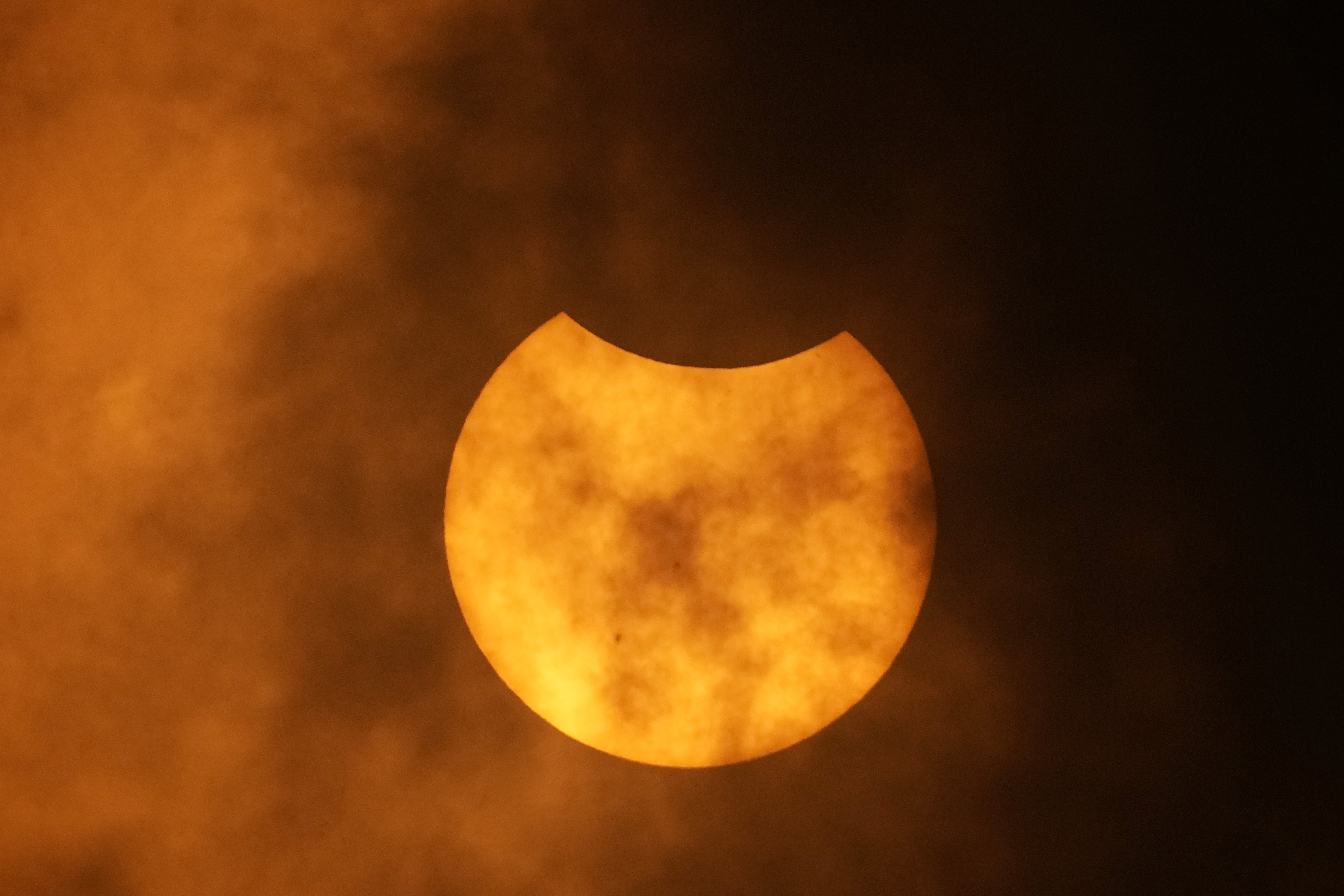 Surfista brasileiro posa com prancha em meio a eclipse solar; veja ...