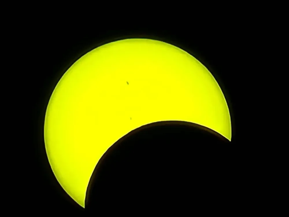 Surfista brasileiro posa com prancha em meio a eclipse solar; veja ...