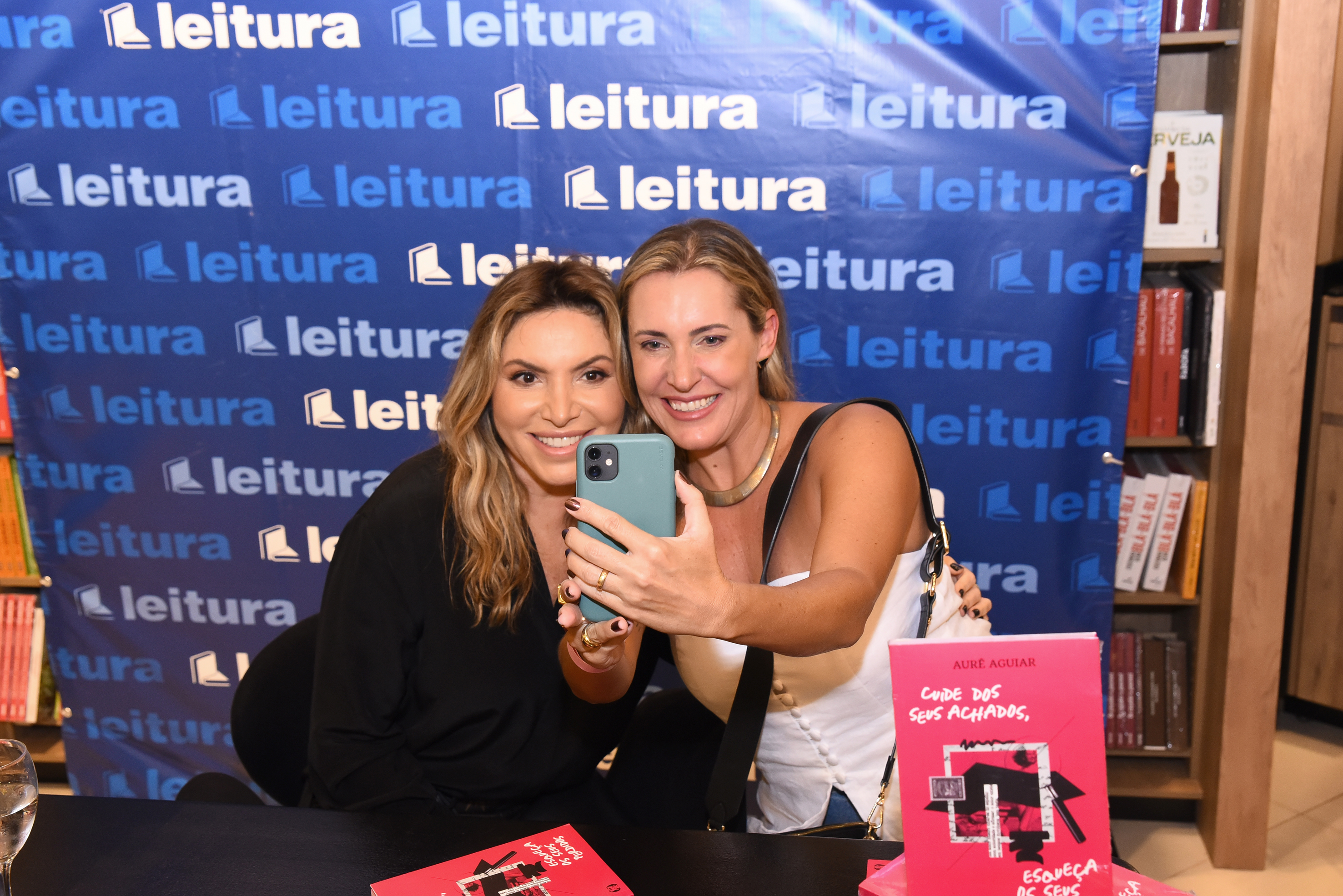 Veja quem prestigiou a noite de autógrafos de Aurê Aguiar em Vitória ...