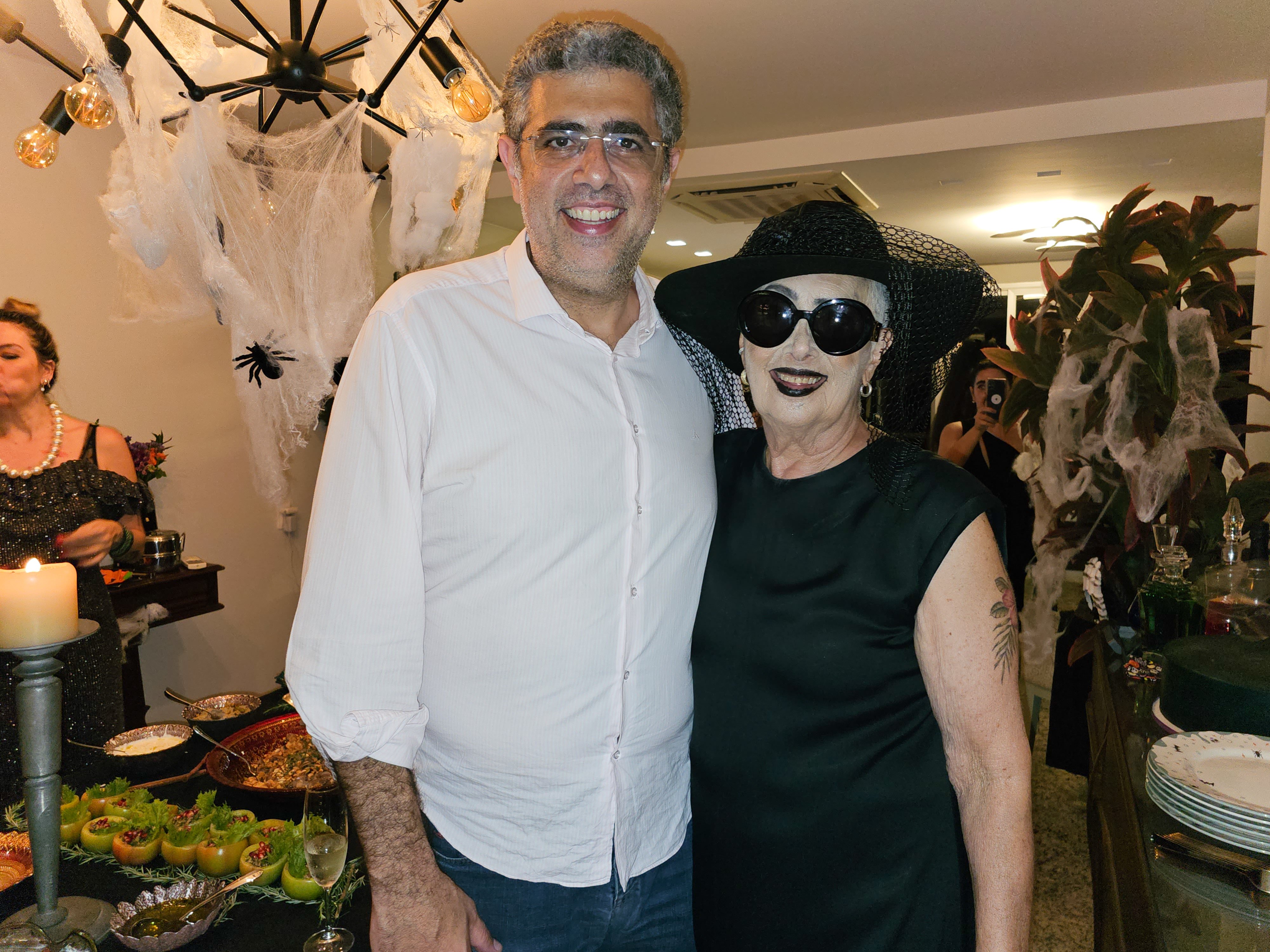 HZ | Simone Rizk celebra Halloween com amigos em Vitória; veja fotos ...