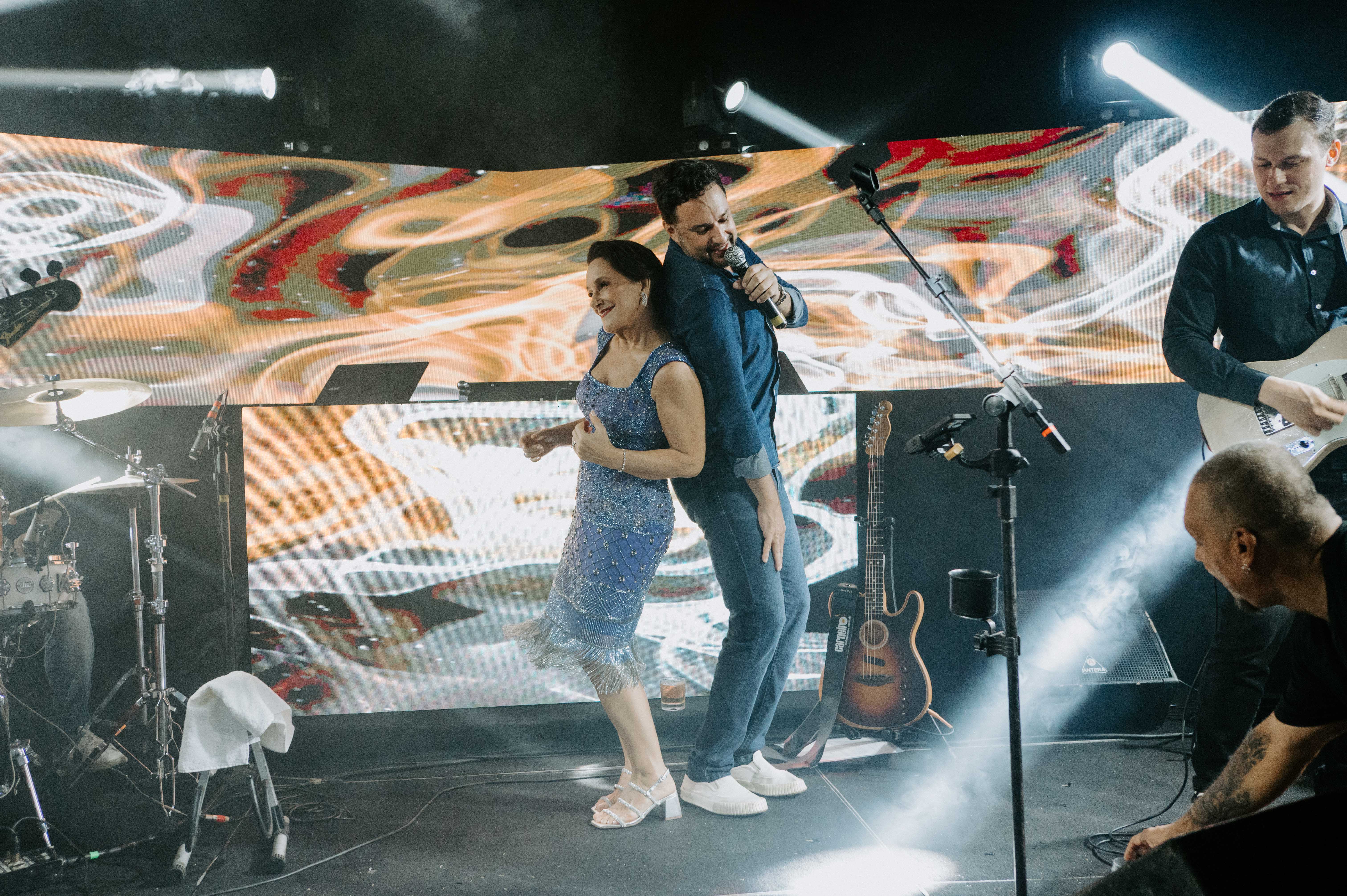 Ana Claudia Ceolin celebra 60 anos com festão em Vitória; fotos e vídeo ...